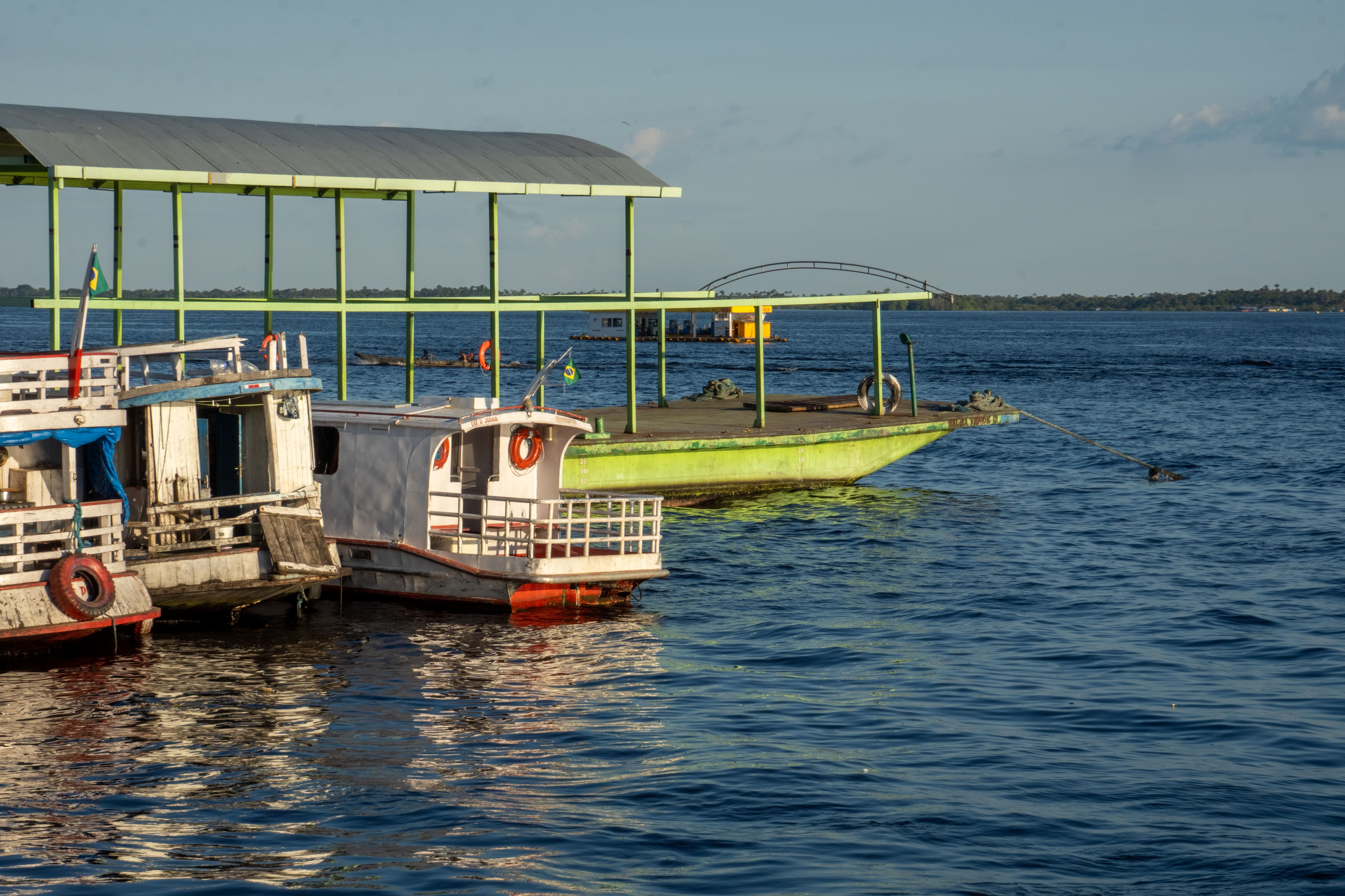 Barcos Fluviales En El Muelle De Manaus, Amazonas, Brasil · Foto de ...