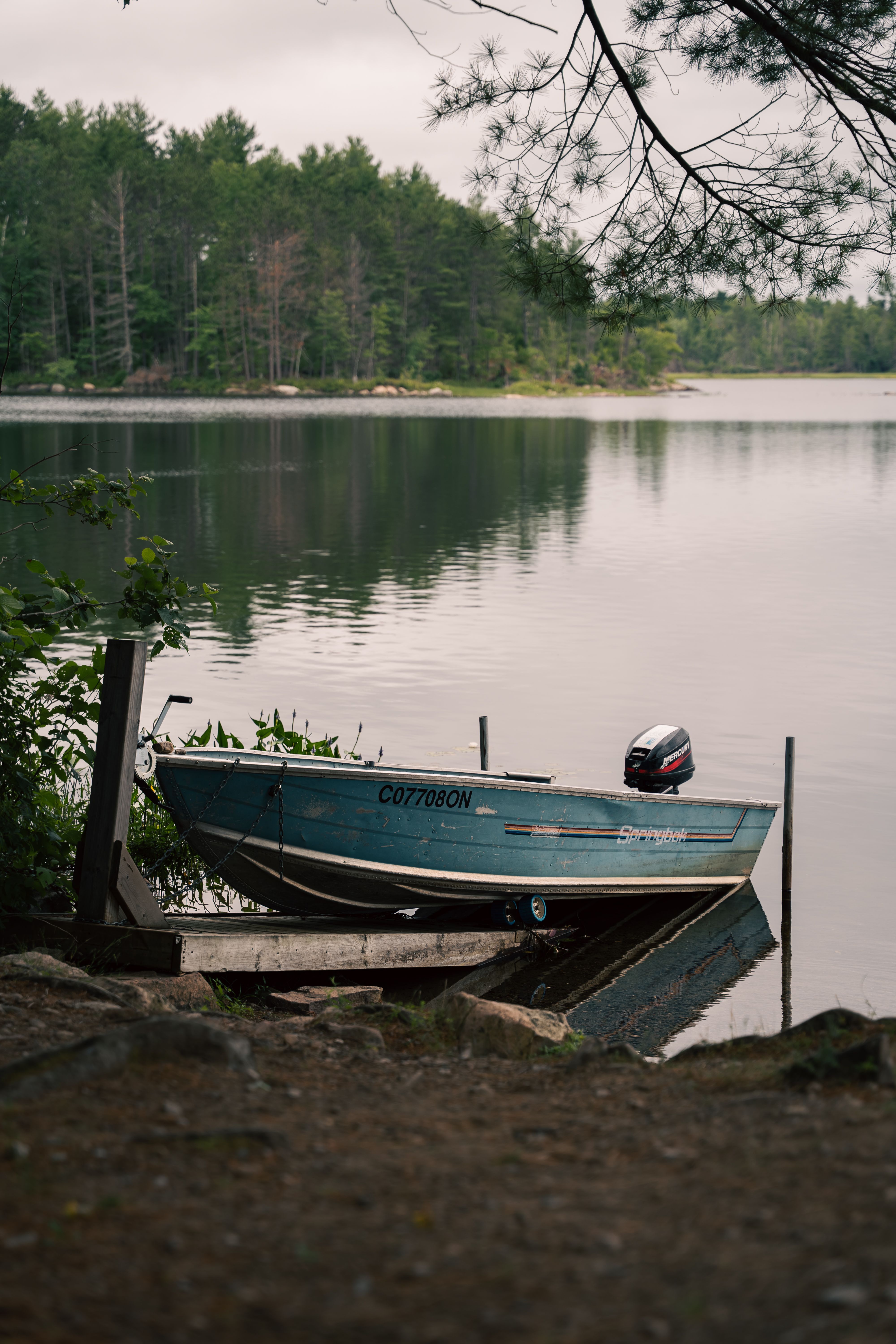 Tranquil Boat Scene on a Foggy Winter Lake · Free Stock Photo