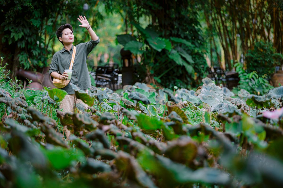 Person Waving Photos, Download The BEST Free Person Waving Stock Photos ...