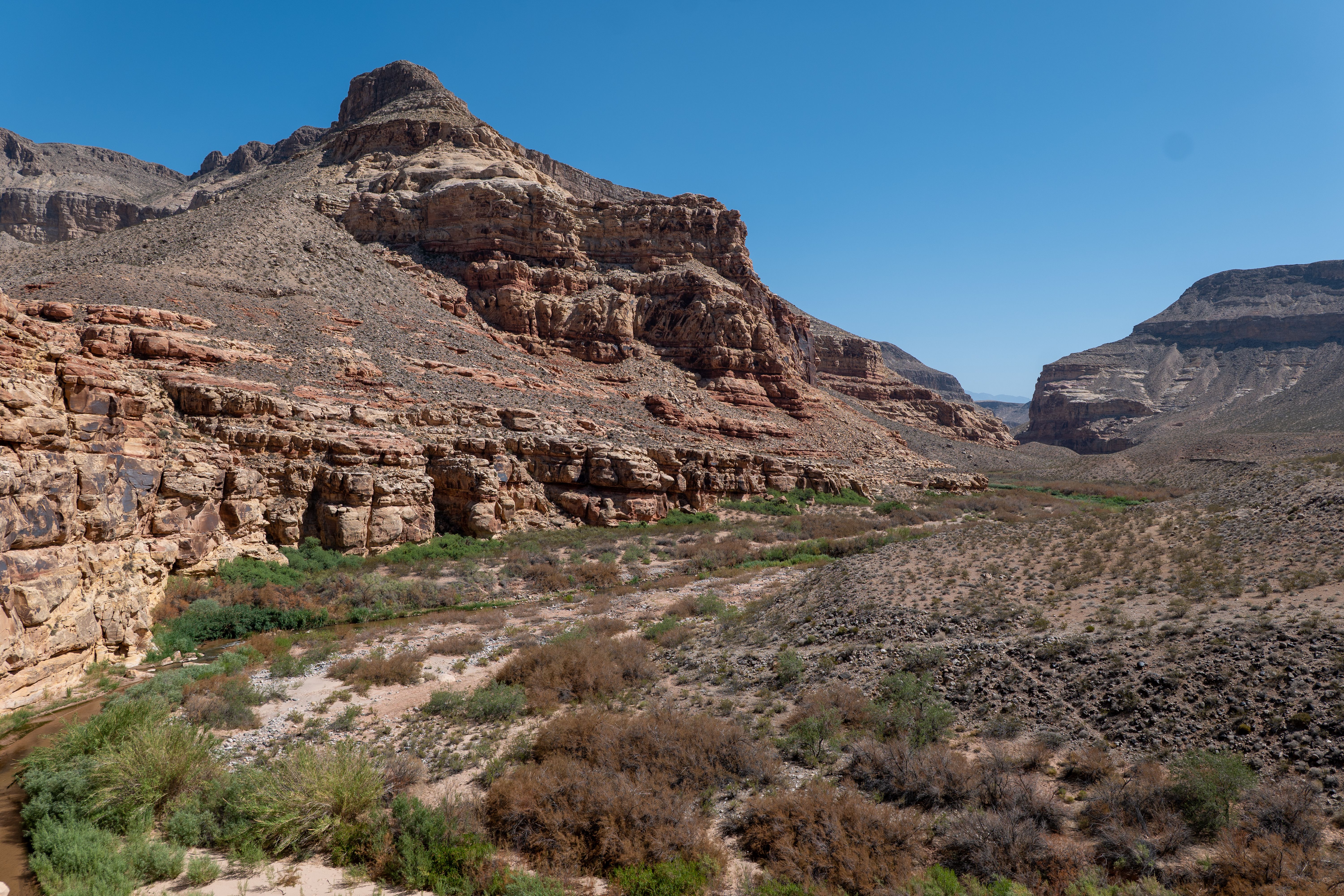 A view of the desert with mountains in the background · Free Stock Photo