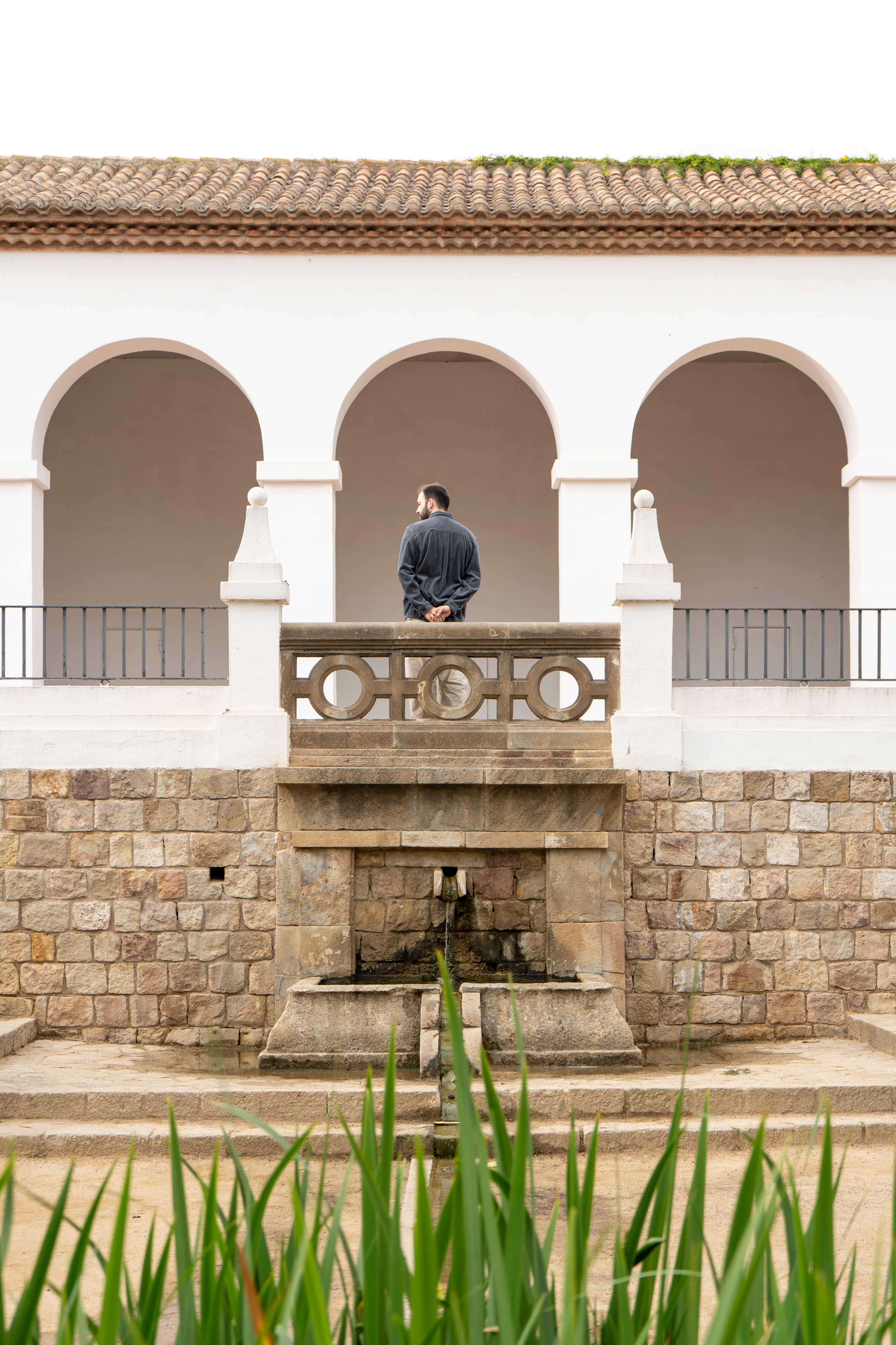 Serene Courtyard Scene with Arched Architecture · Free Stock Photo