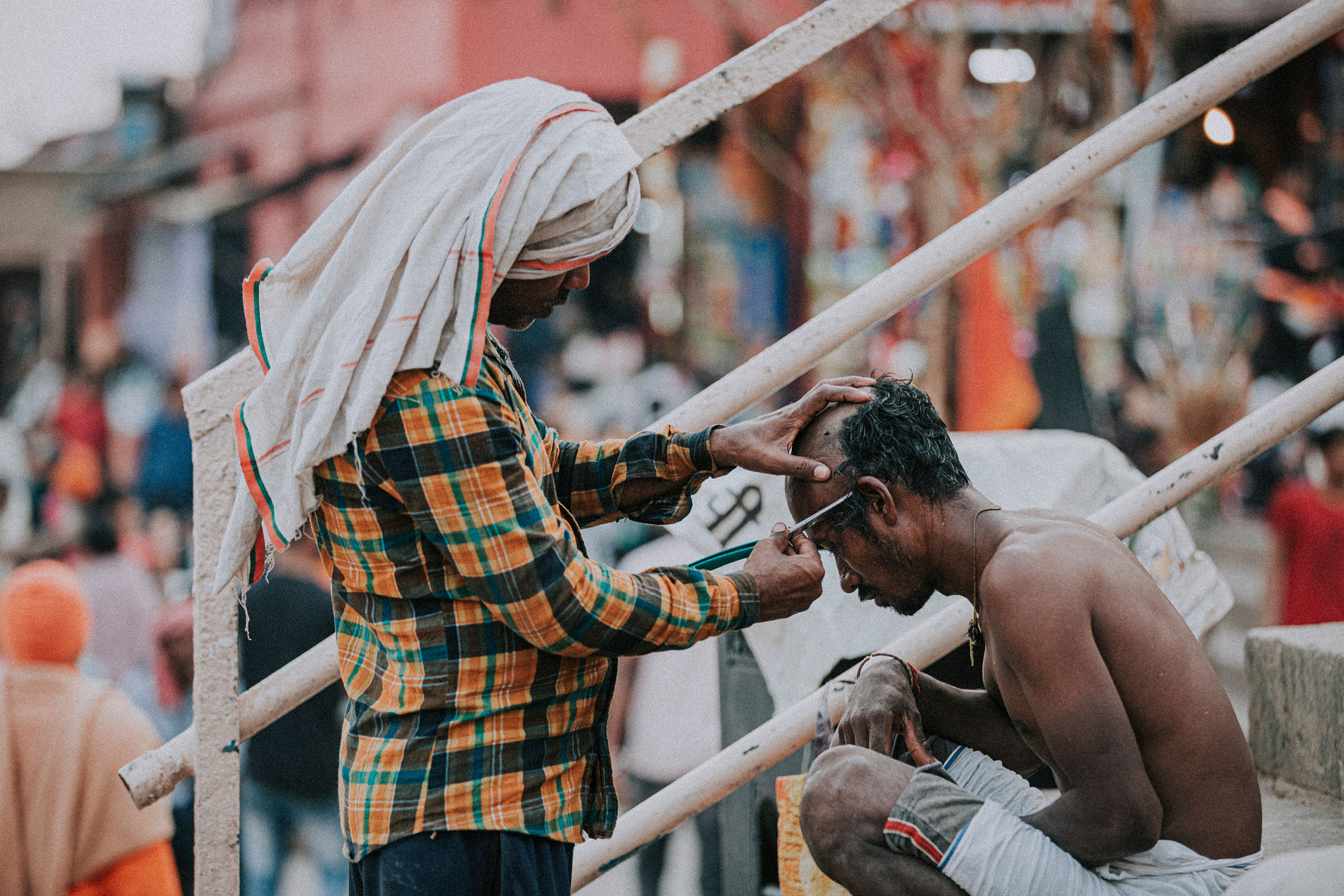 Ritual Funerario Hindú: Rapan La Cabeza Del Hijo Mayor En India · Foto ...