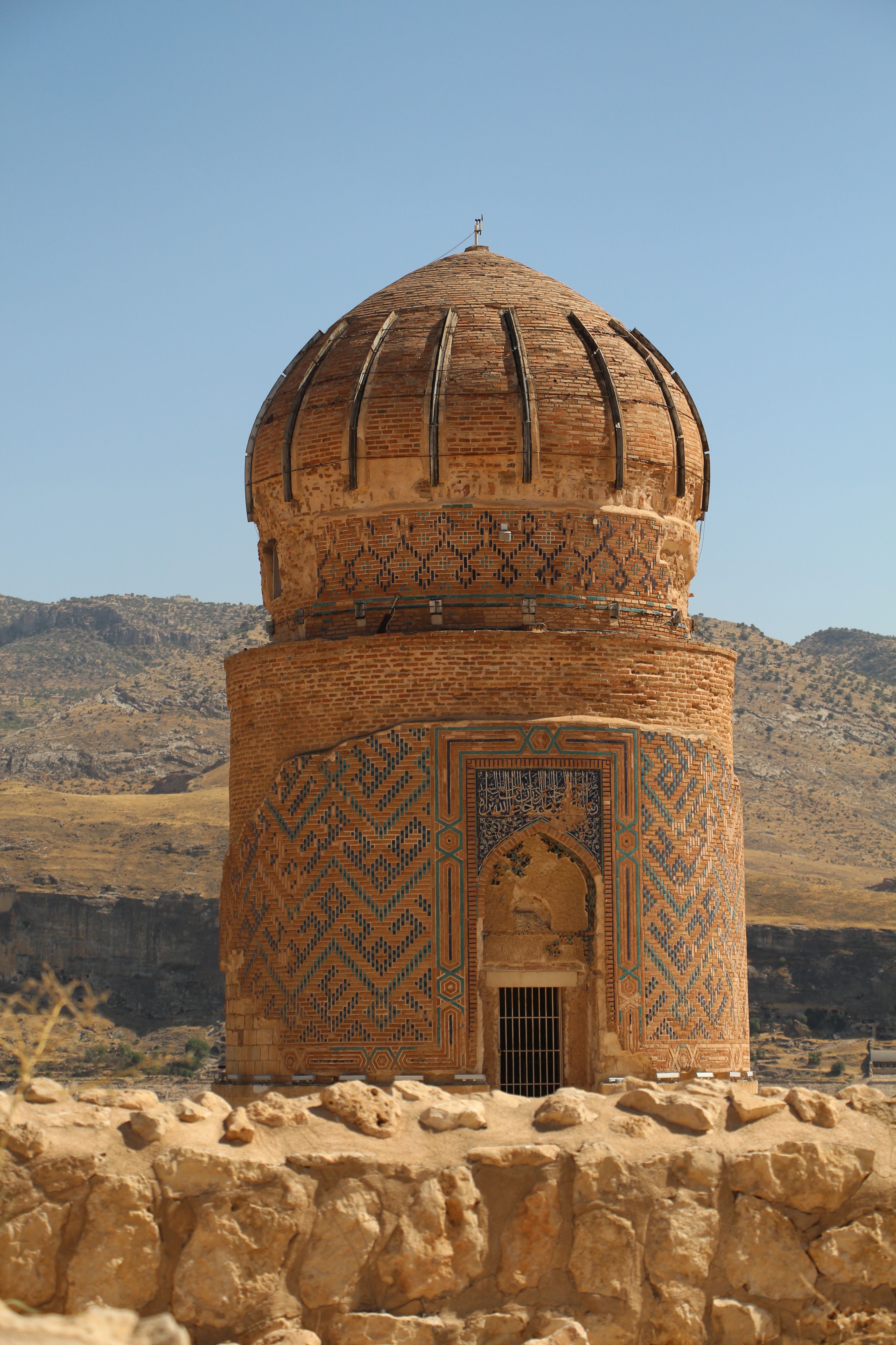 Ancient Brick Tomb in Arid Mountain Landscape · Free Stock Photo
