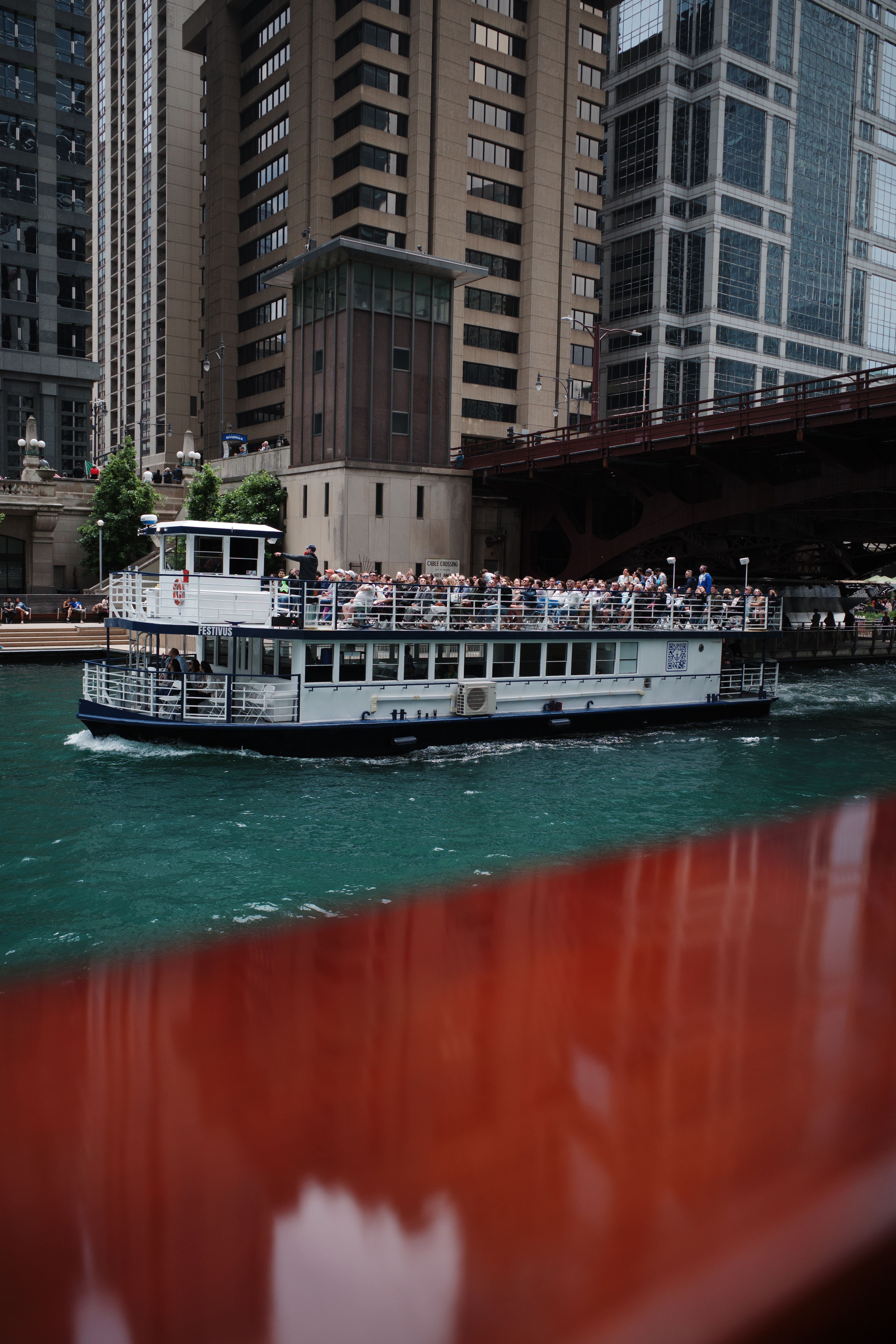 Tour Boat on Chicago River with Skyscrapers · Free Stock Photo