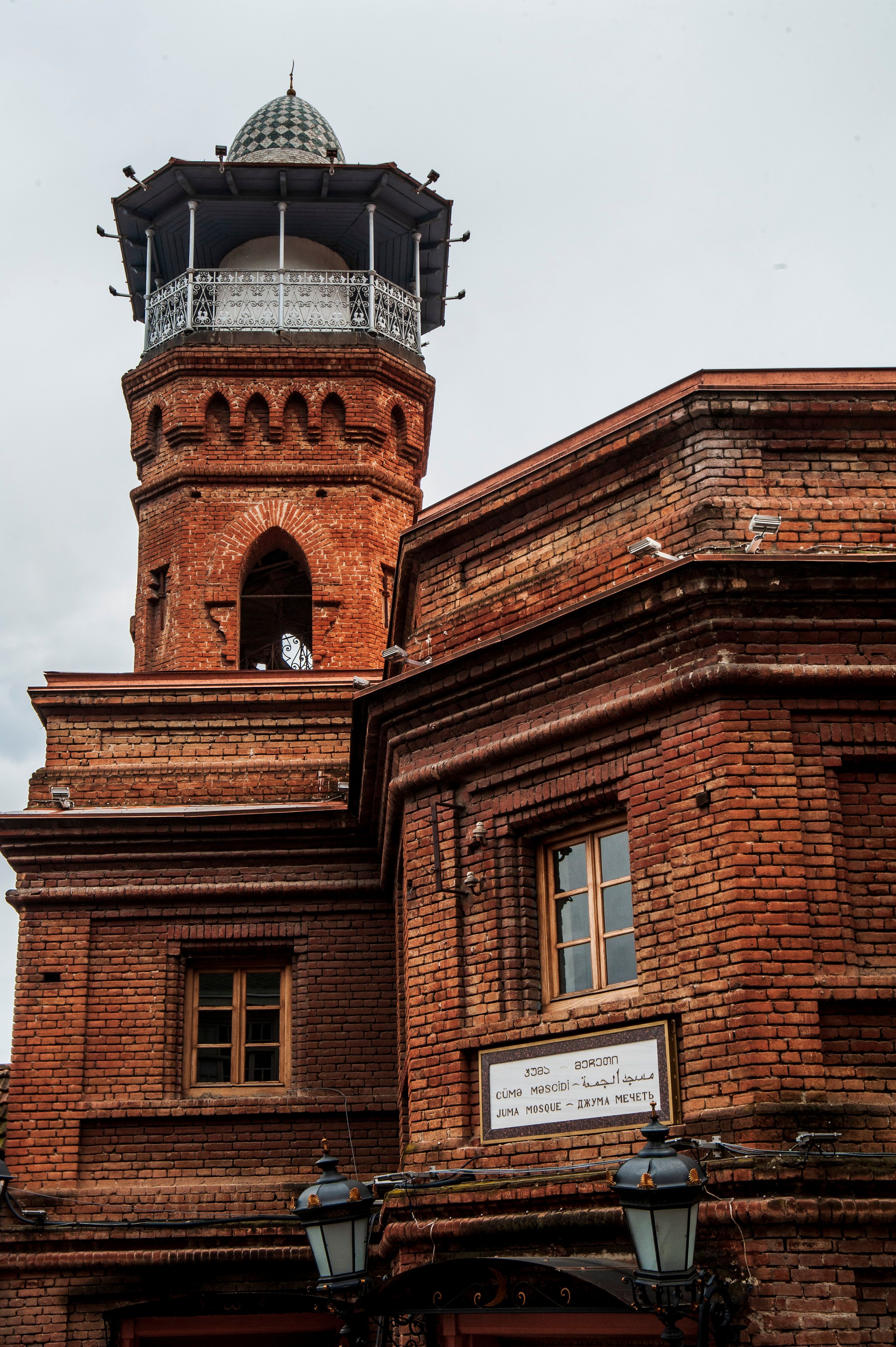 Edificio Histórico De Ladrillo Rojo En Tbilisi · Foto de stock gratuita