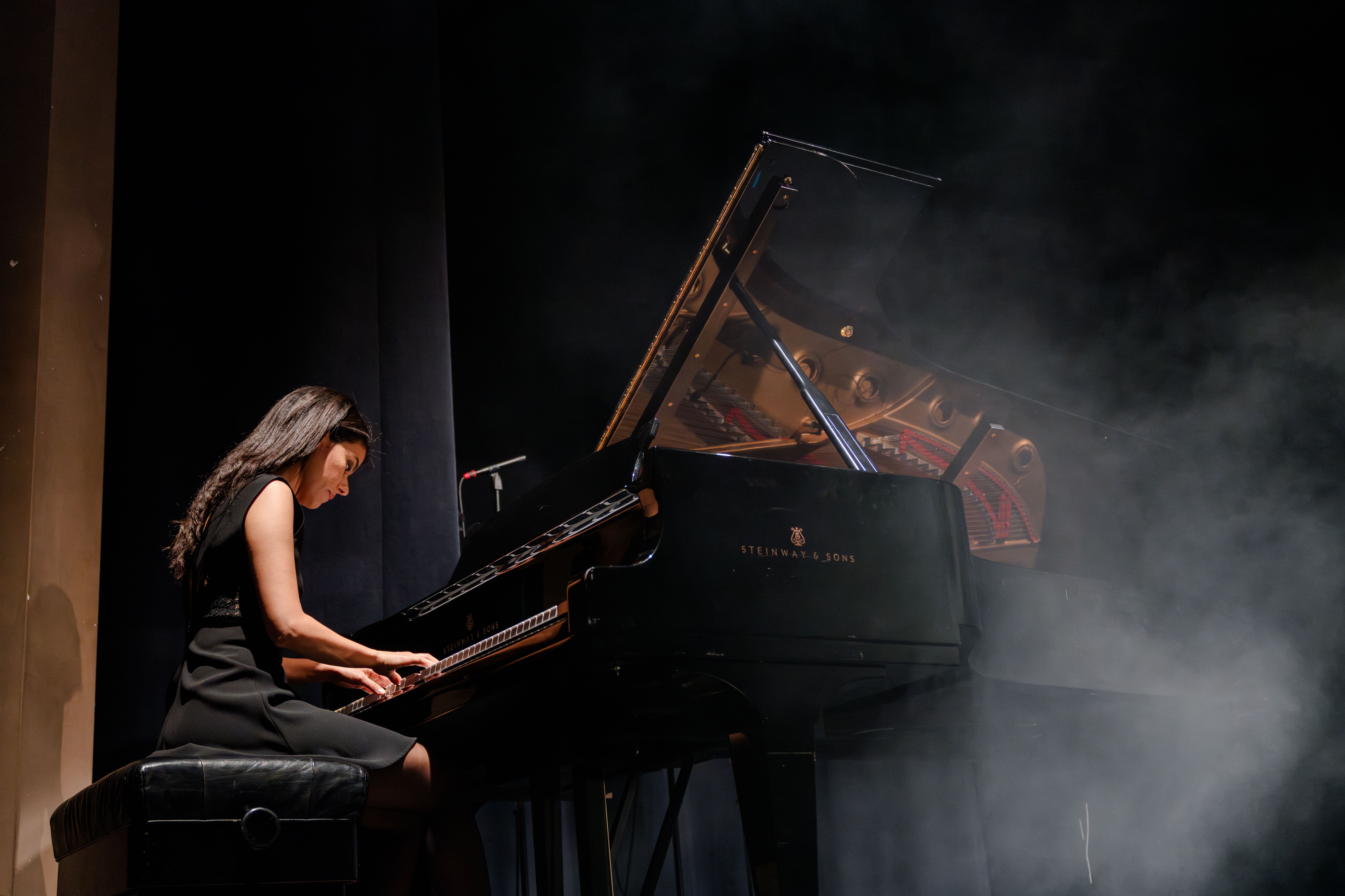 Pianista Femenina Tocando En El Escenario Con Un Piano De Cola · Foto ...