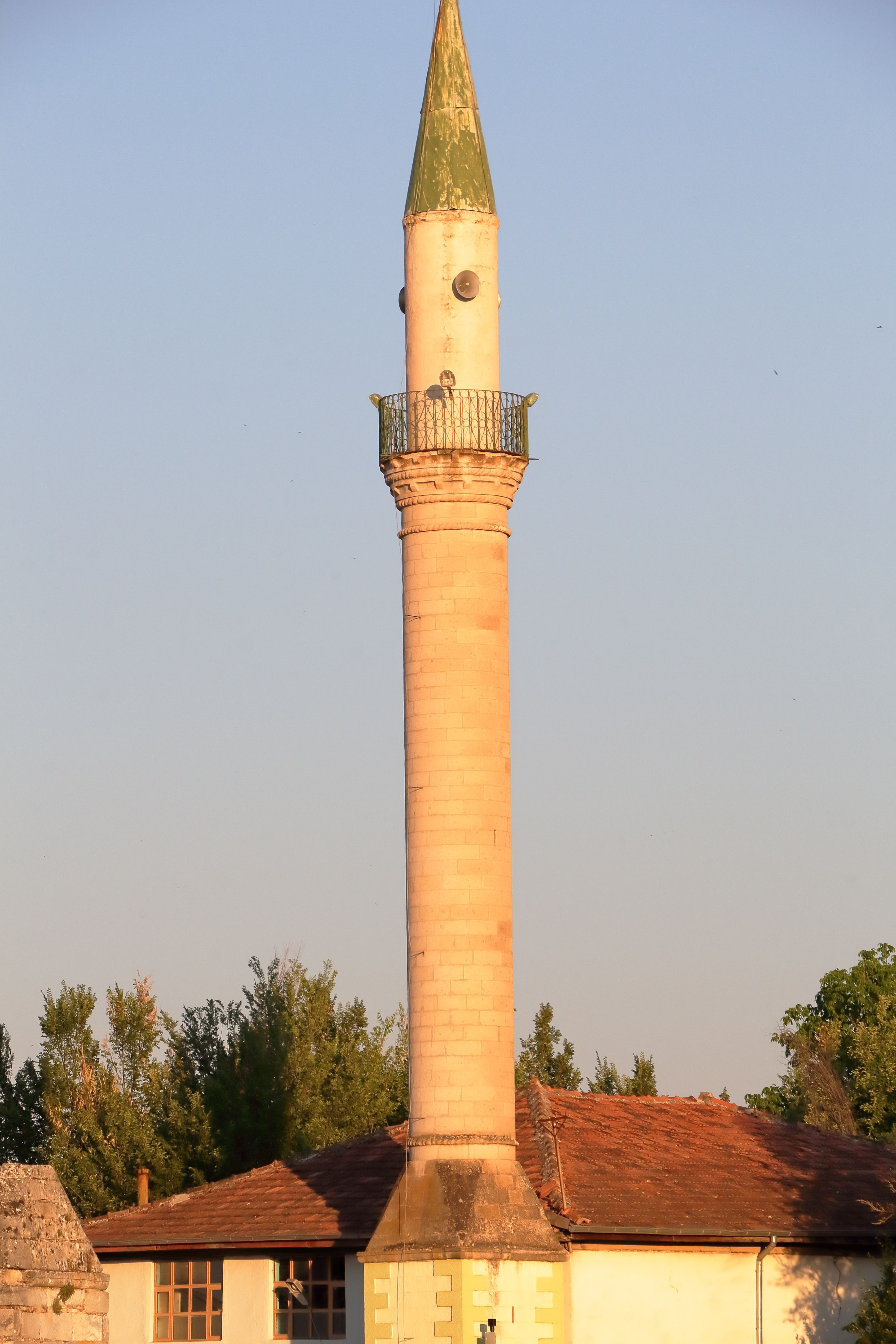 Minarete De La Mezquita Histórica Al Atardecer · Foto de stock gratuita