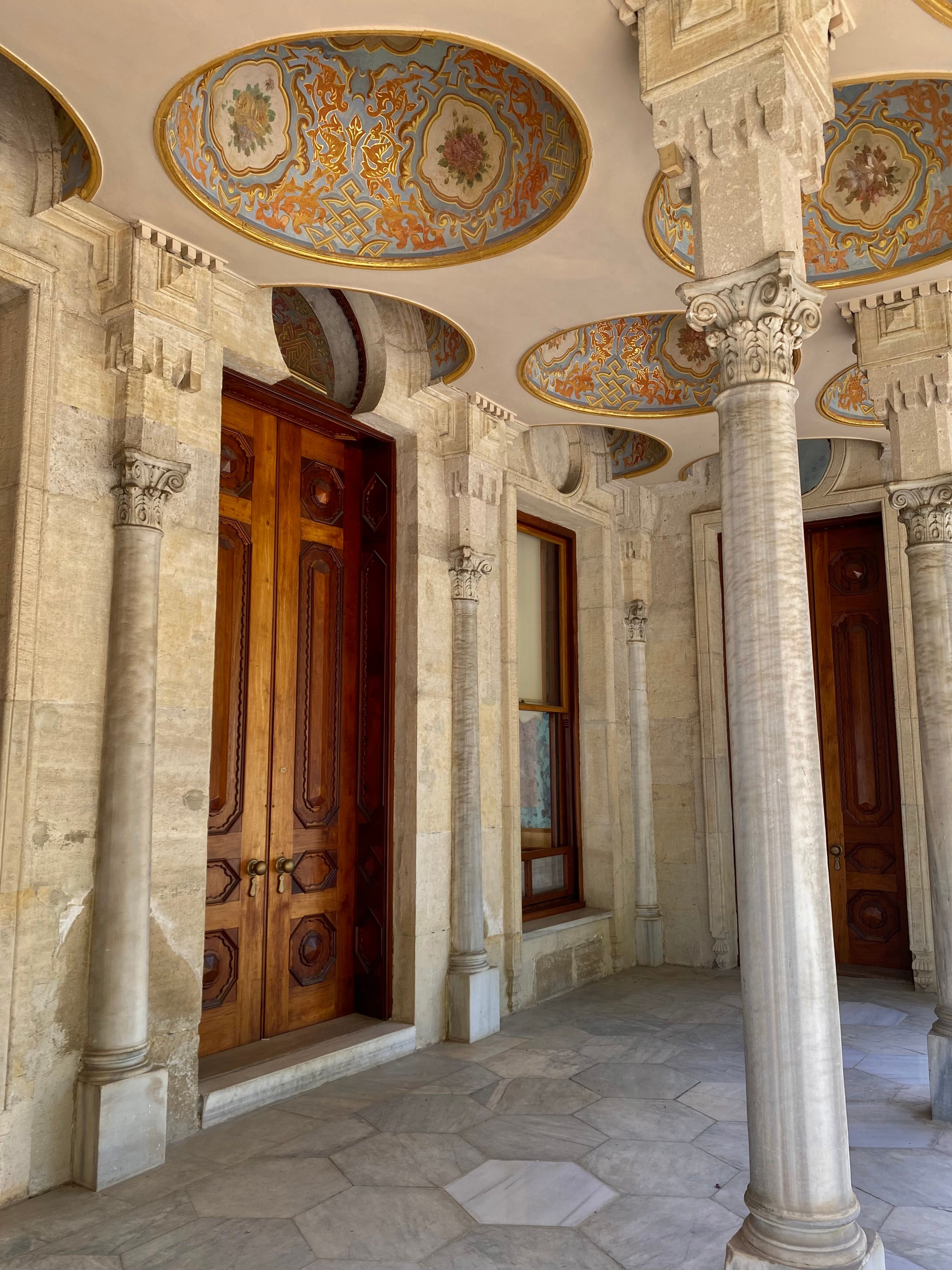 Elegant Architectural Interior with Ornate Ceiling · Free Stock Photo