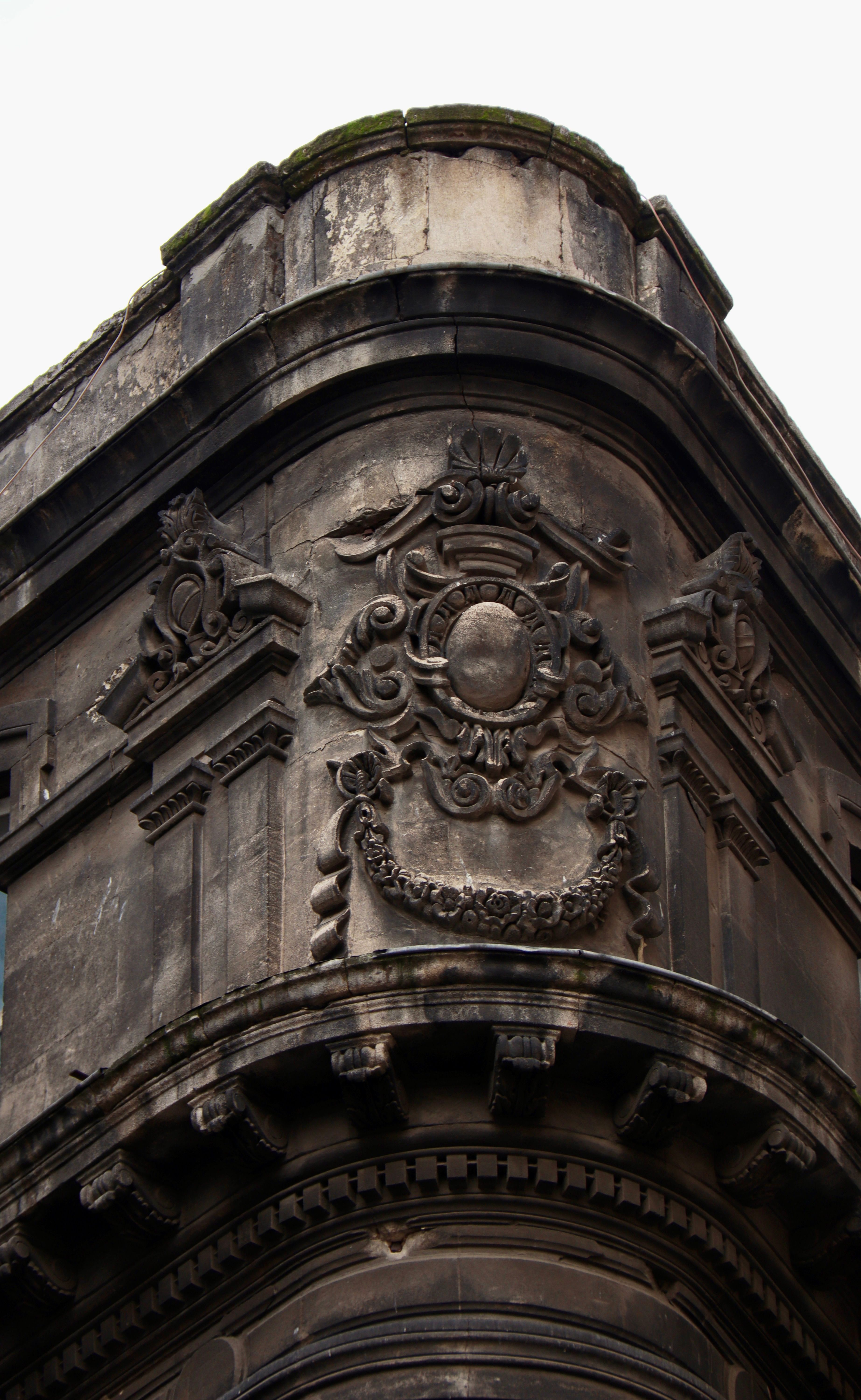 Ornate Architectural Corner of Historic Building · Free Stock Photo