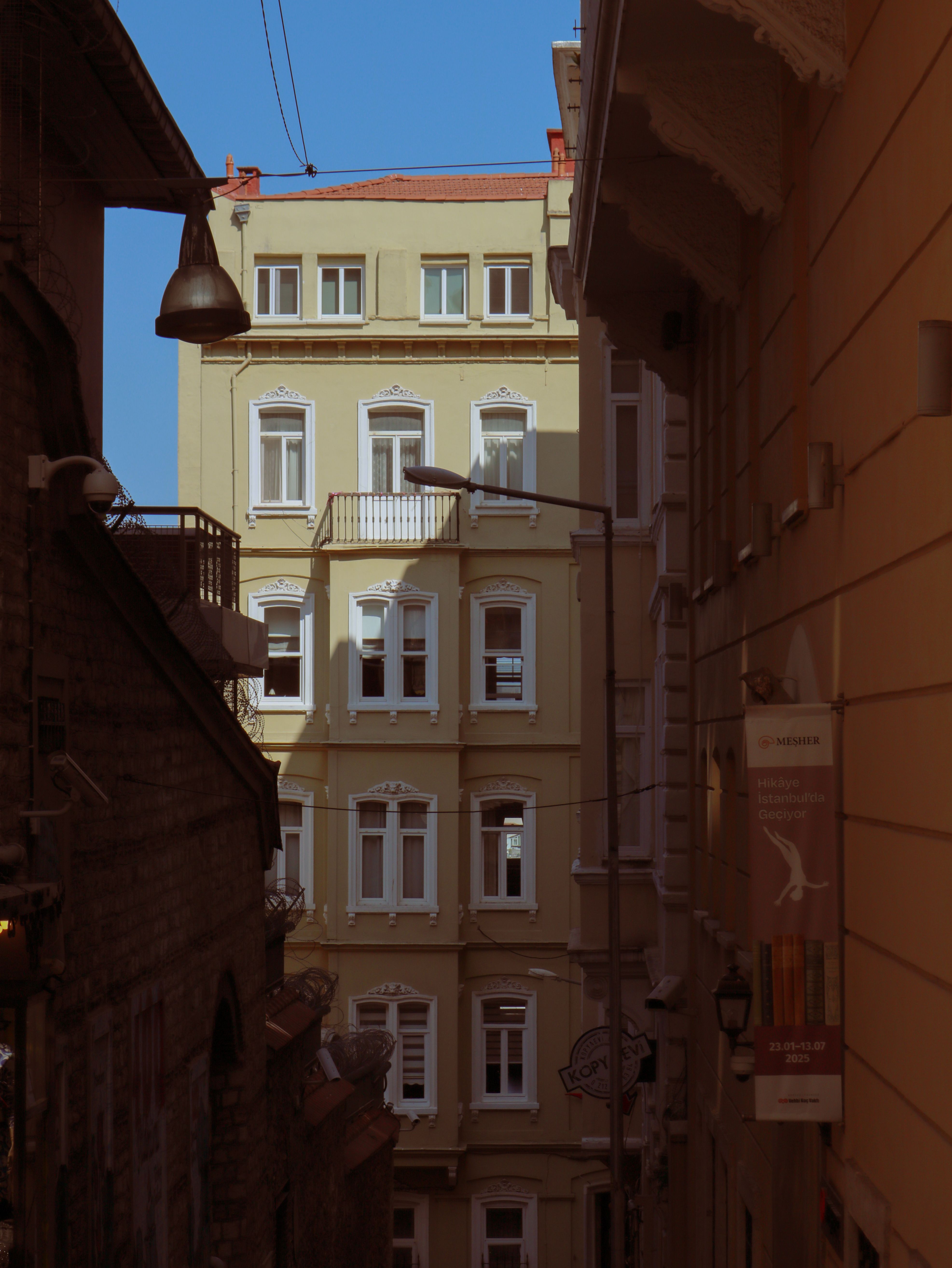 Charming Alleyway View with Historic Architecture · Free Stock Photo