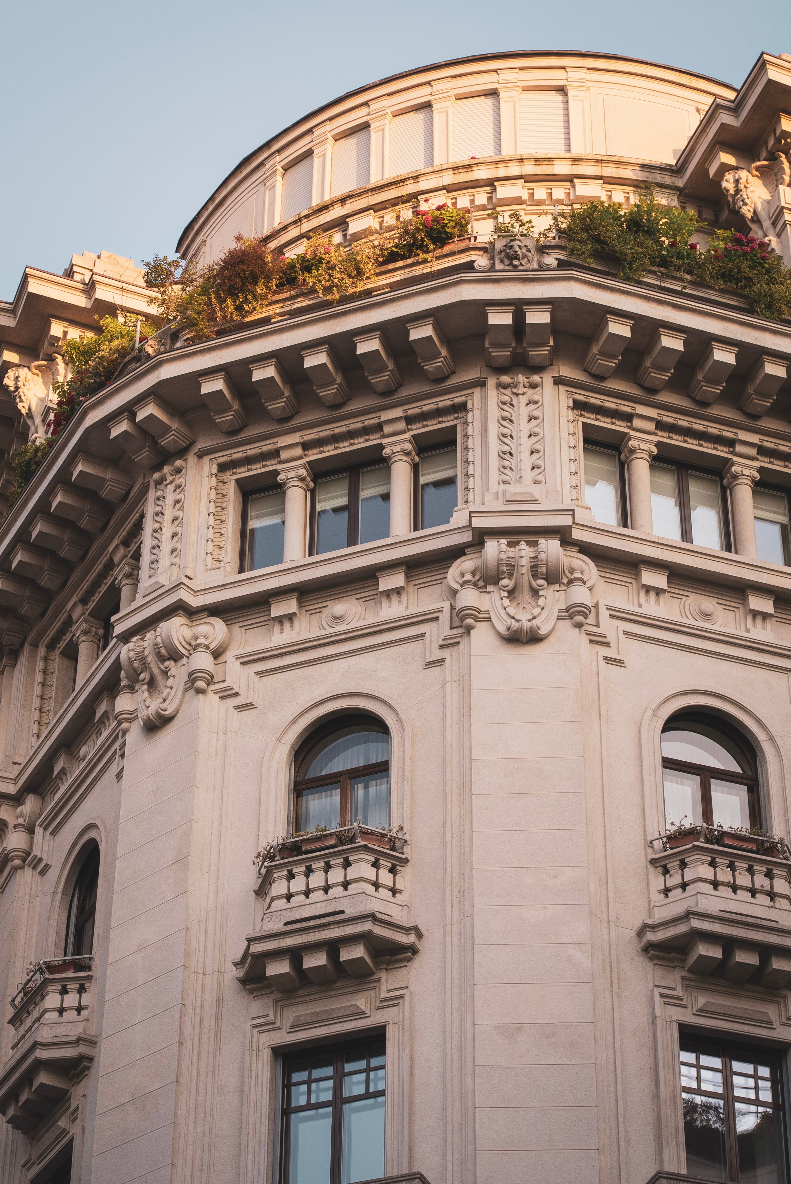 Historic Building Facade in Central Milan · Free Stock Photo