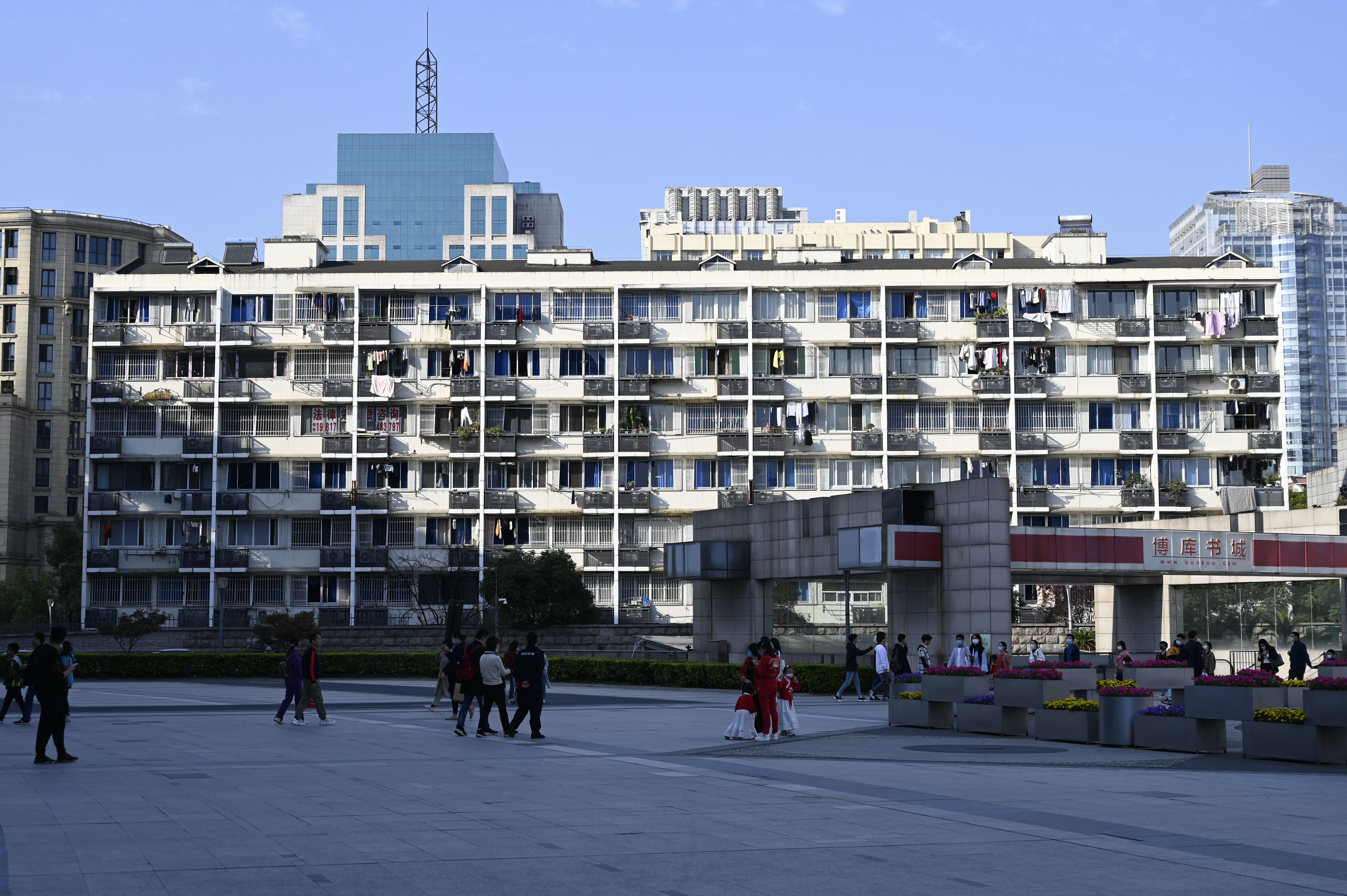Urban apartment complex with busy public square · Free Stock Photo