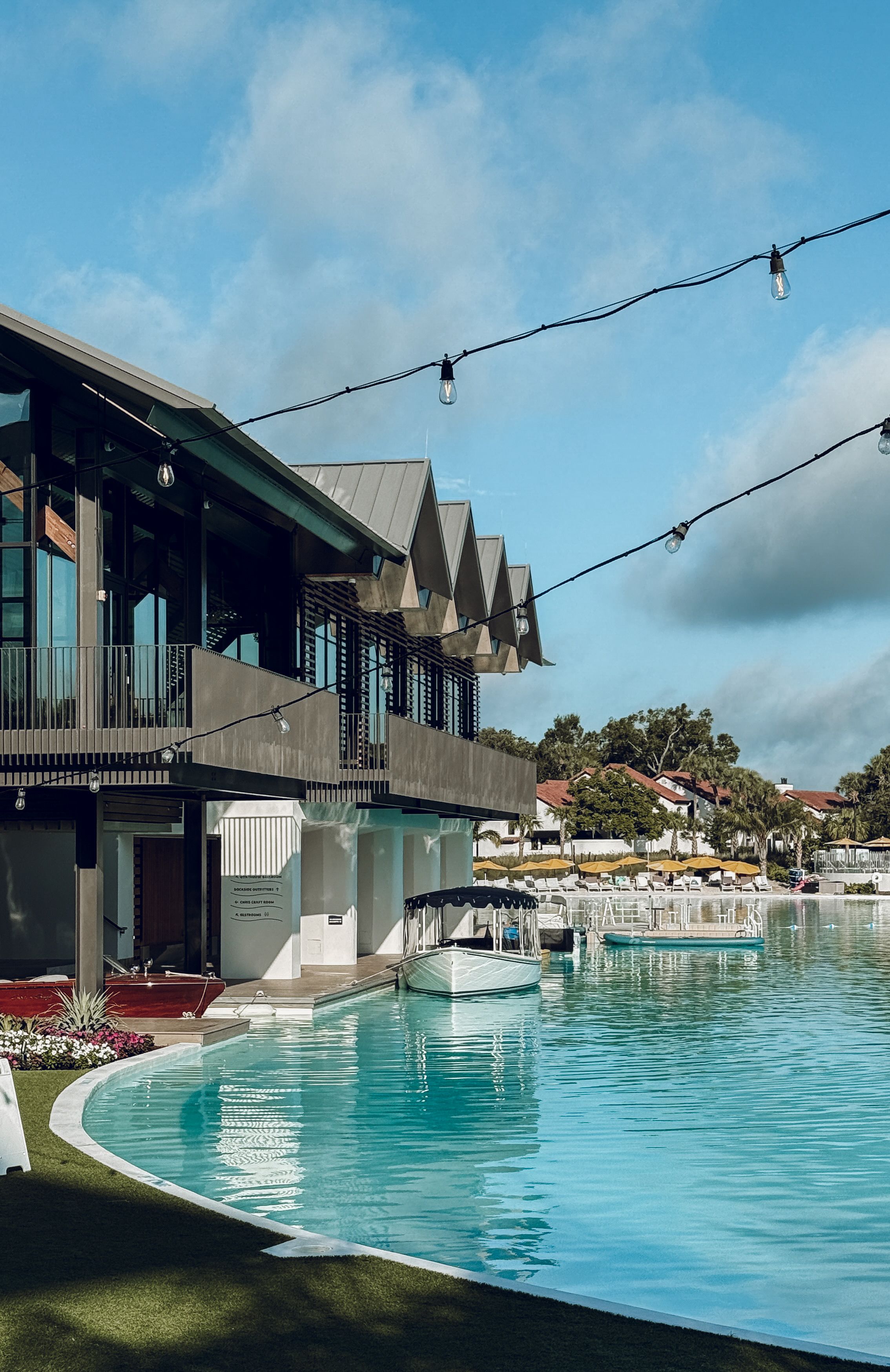 Modern Lakeside Building with Serene Waterscape · Free Stock Photo