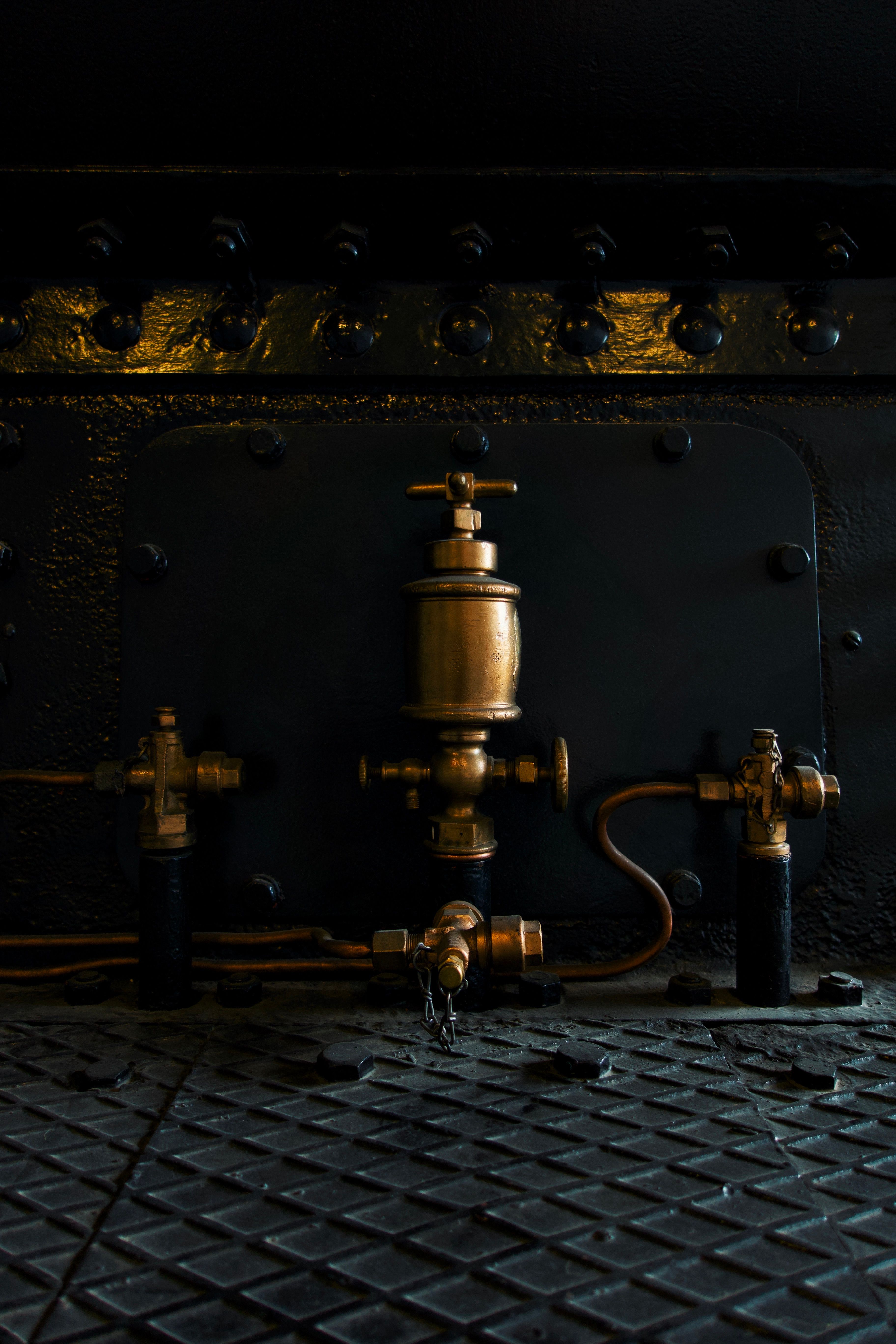 Industrial Steam Engine Valve Close-Up · Free Stock Photo