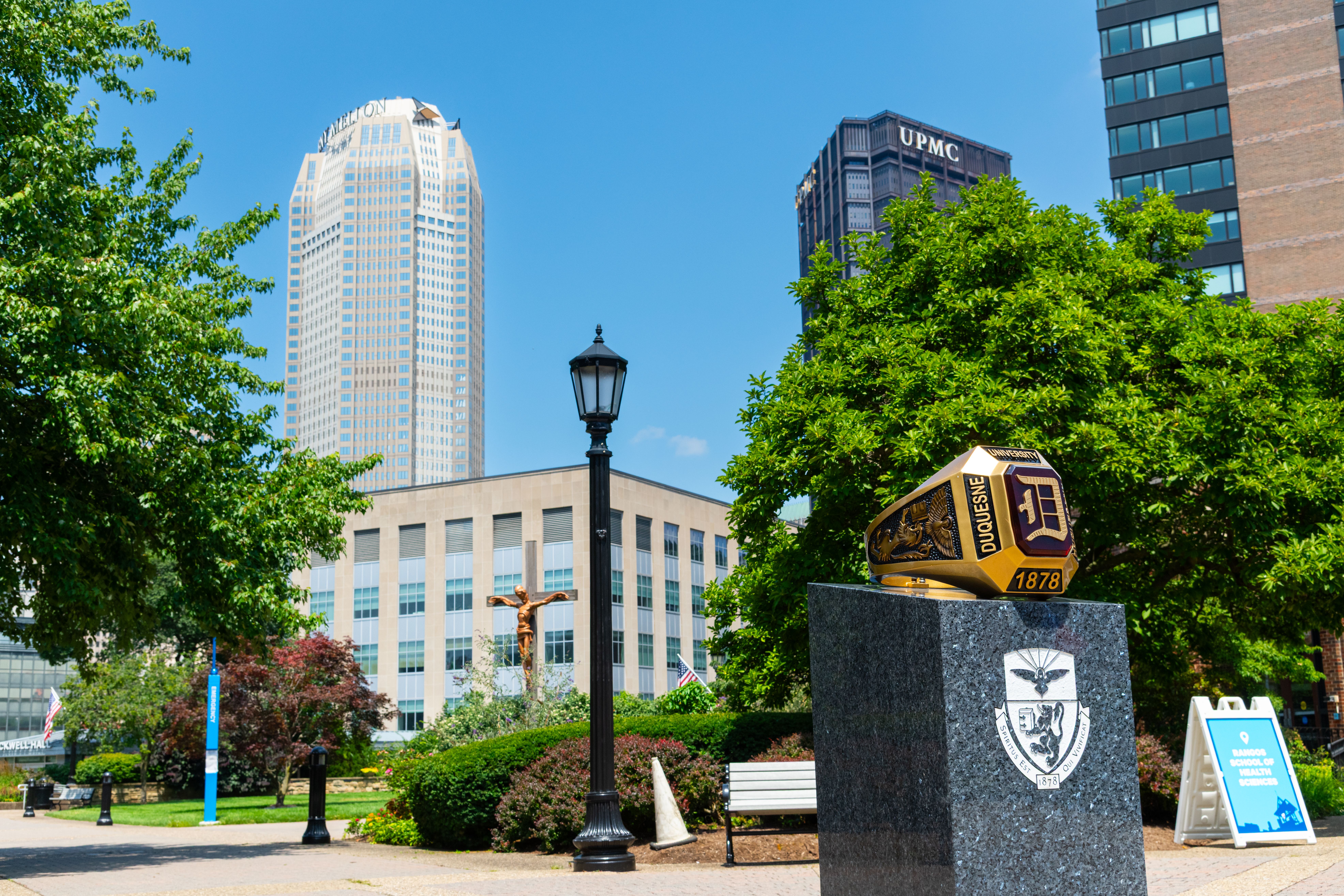Downtown Pittsburgh Cityscape with Landmark Sculpture · Free Stock Photo