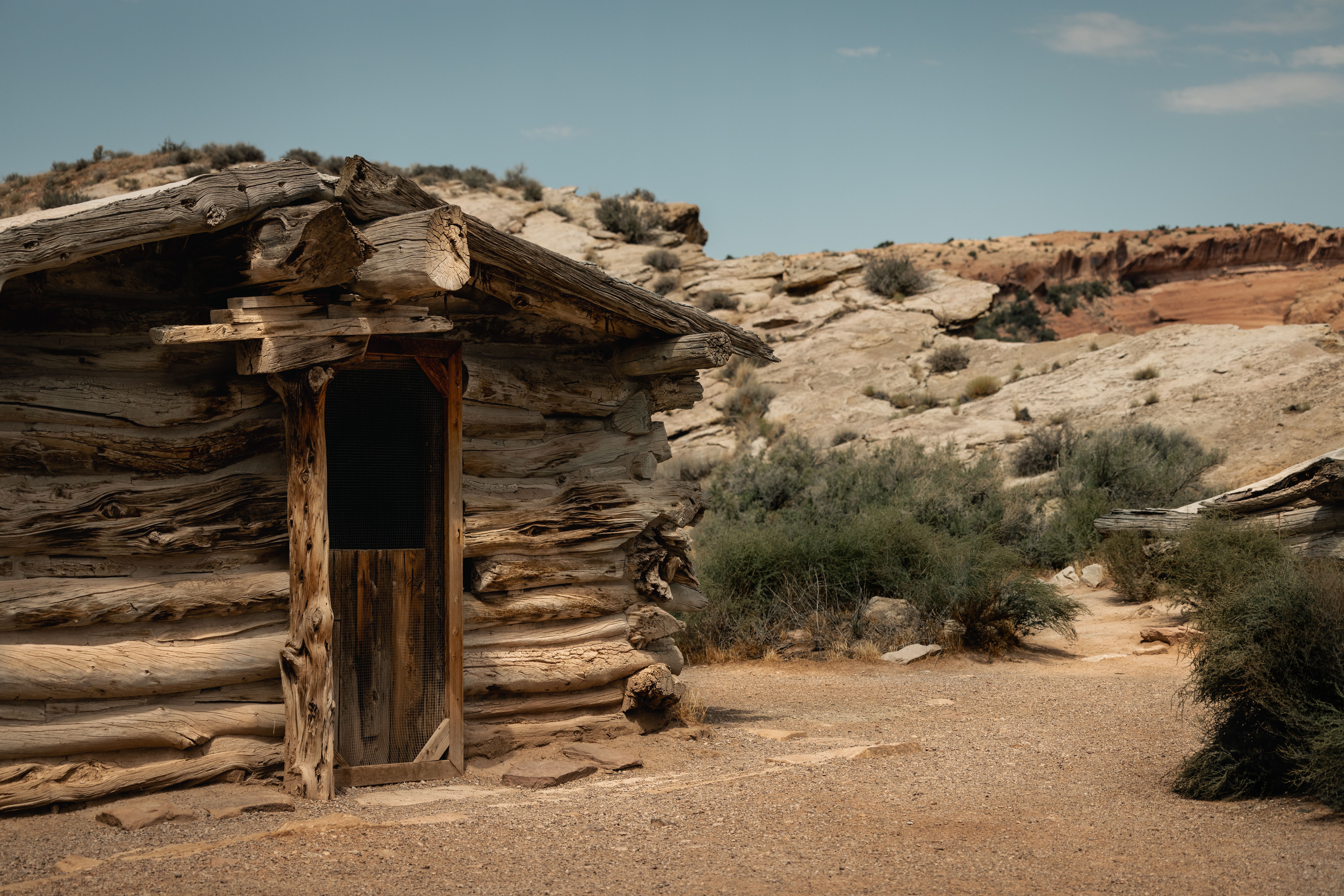 Historic Log Cabin in Utah Desert Landscape · Free Stock Photo