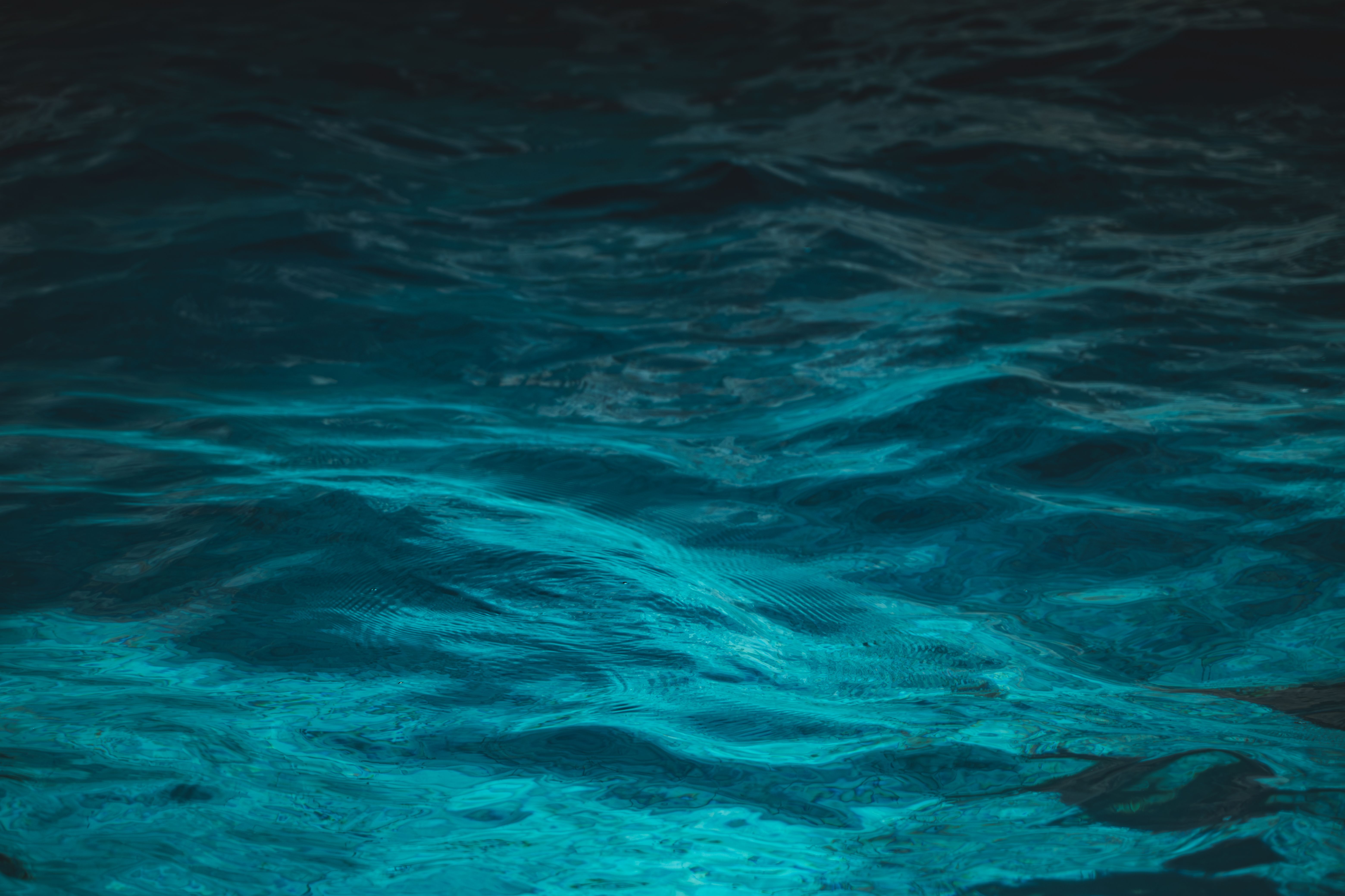 Vibrant Turquoise Ocean Waves at Twilight · Free Stock Photo