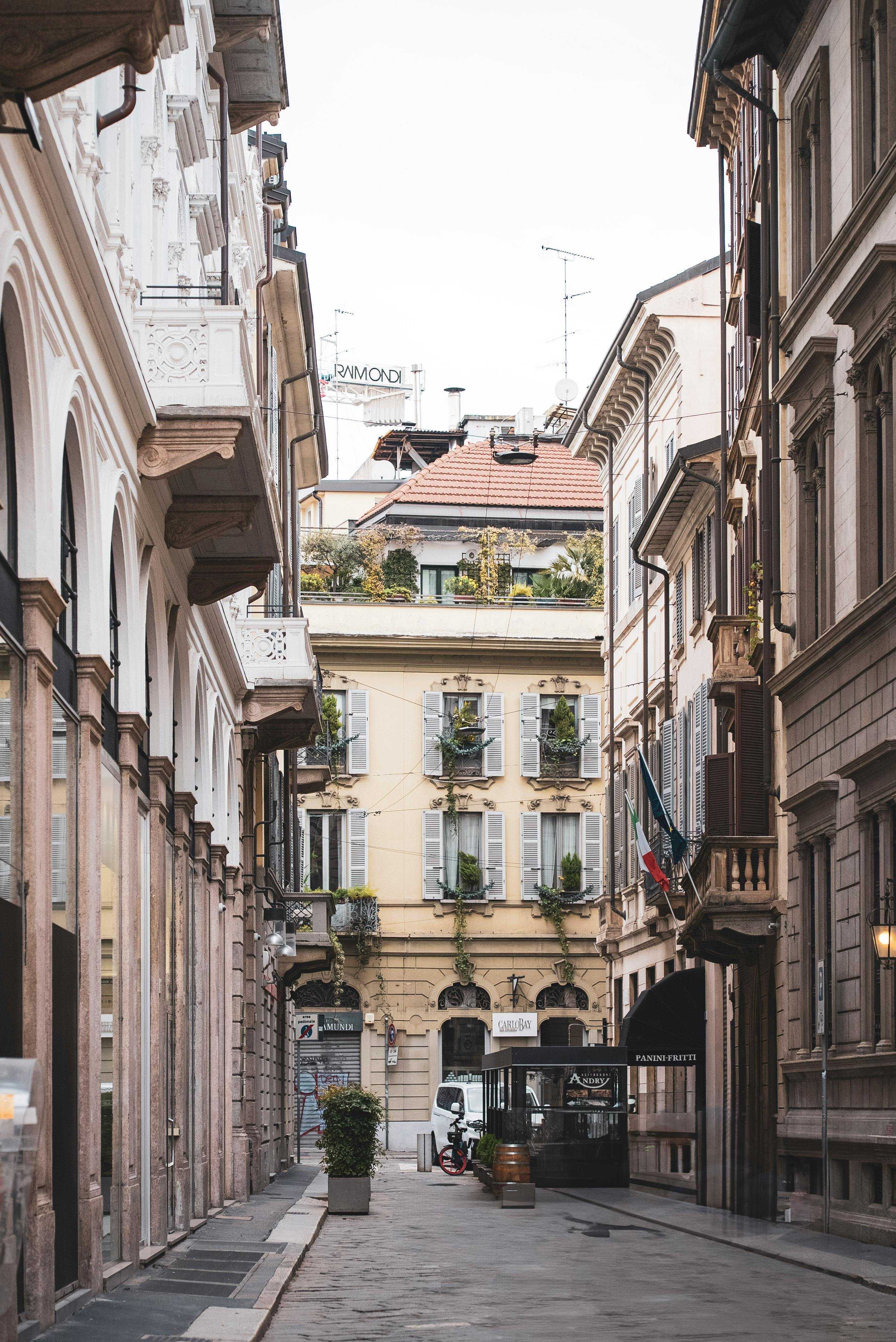 Charming Architectural Street in Milan · Free Stock Photo
