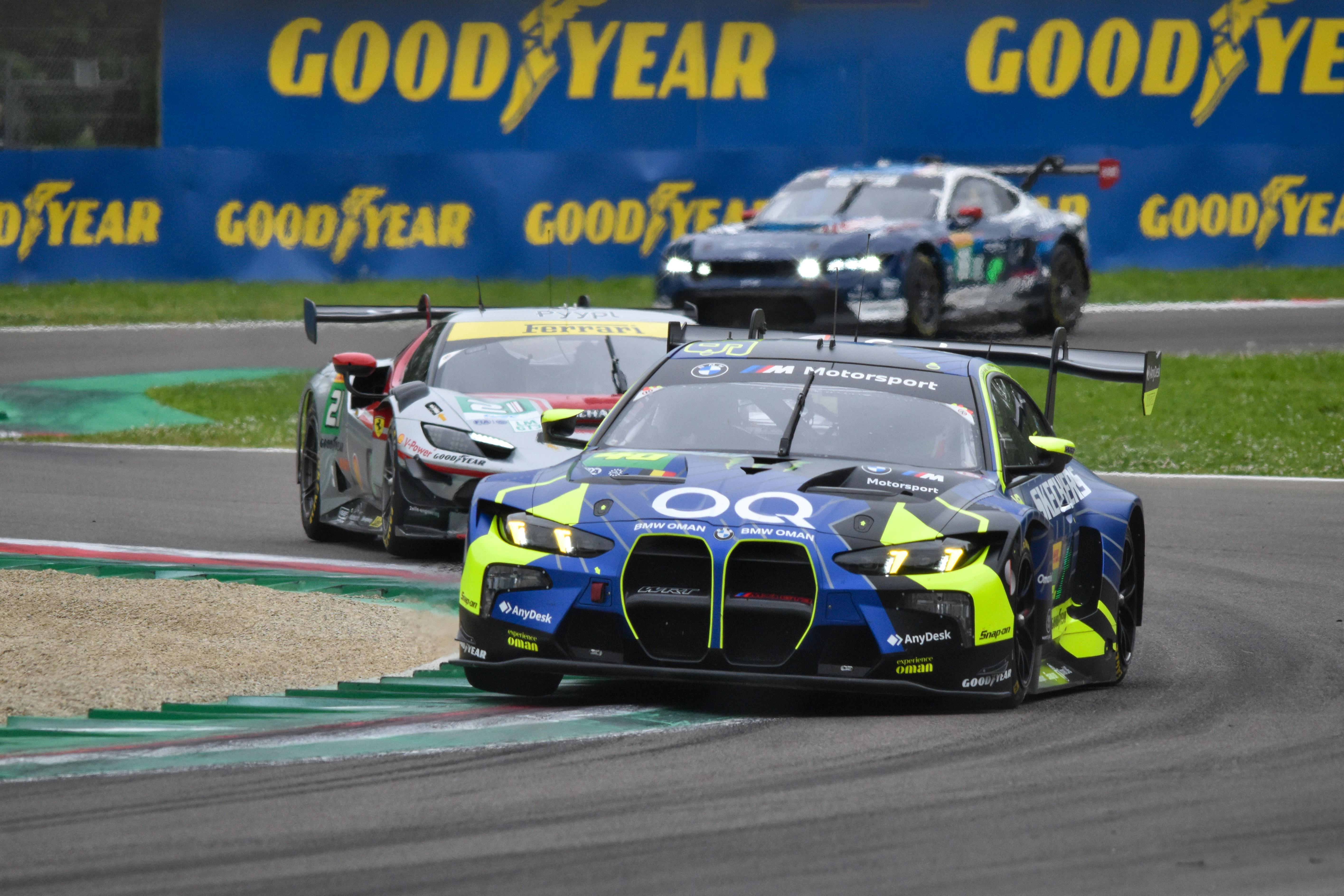 High-Speed Racing Cars on the Track · Free Stock Photo