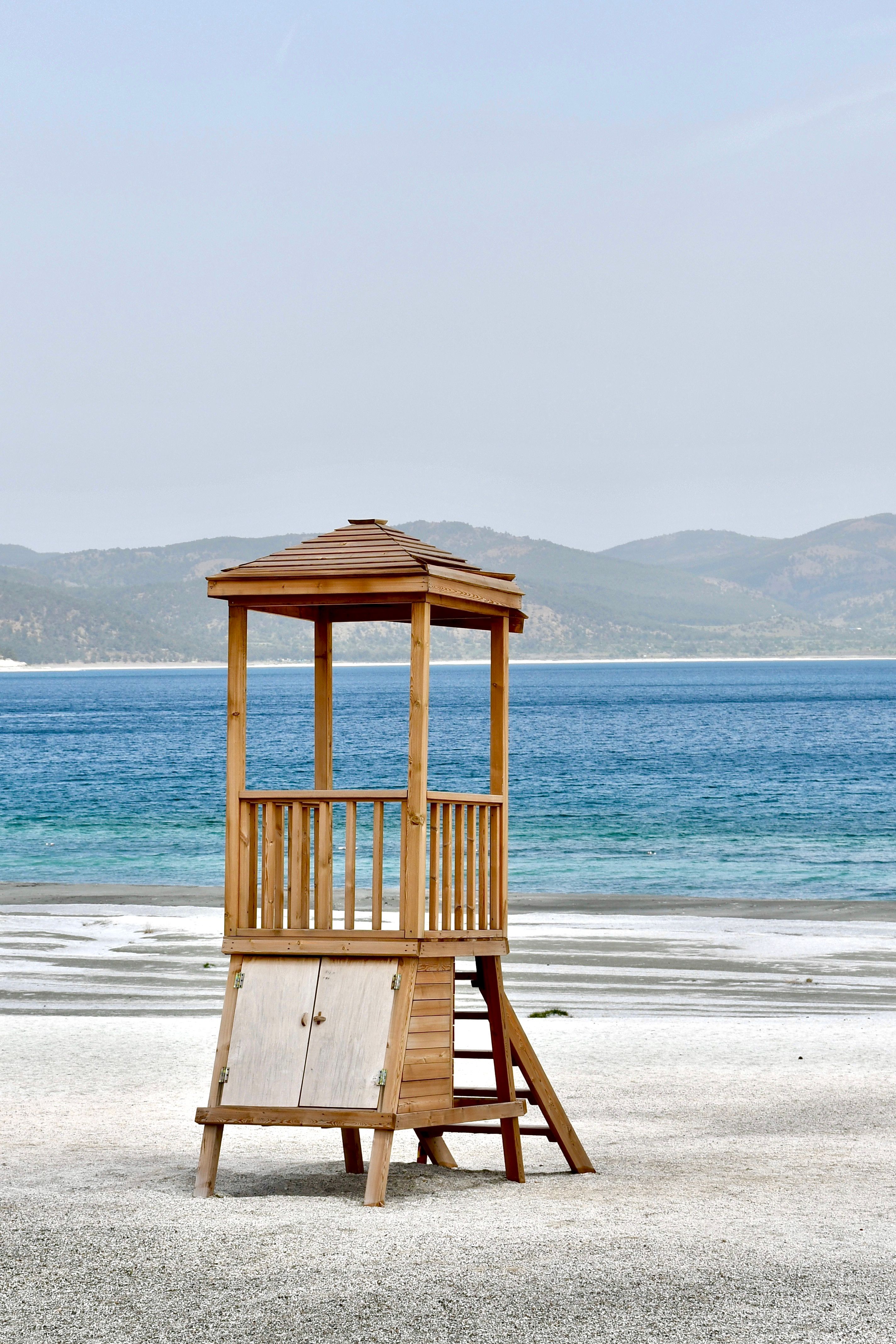 Lifeguard Tower on Serene Beachfront · Free Stock Photo