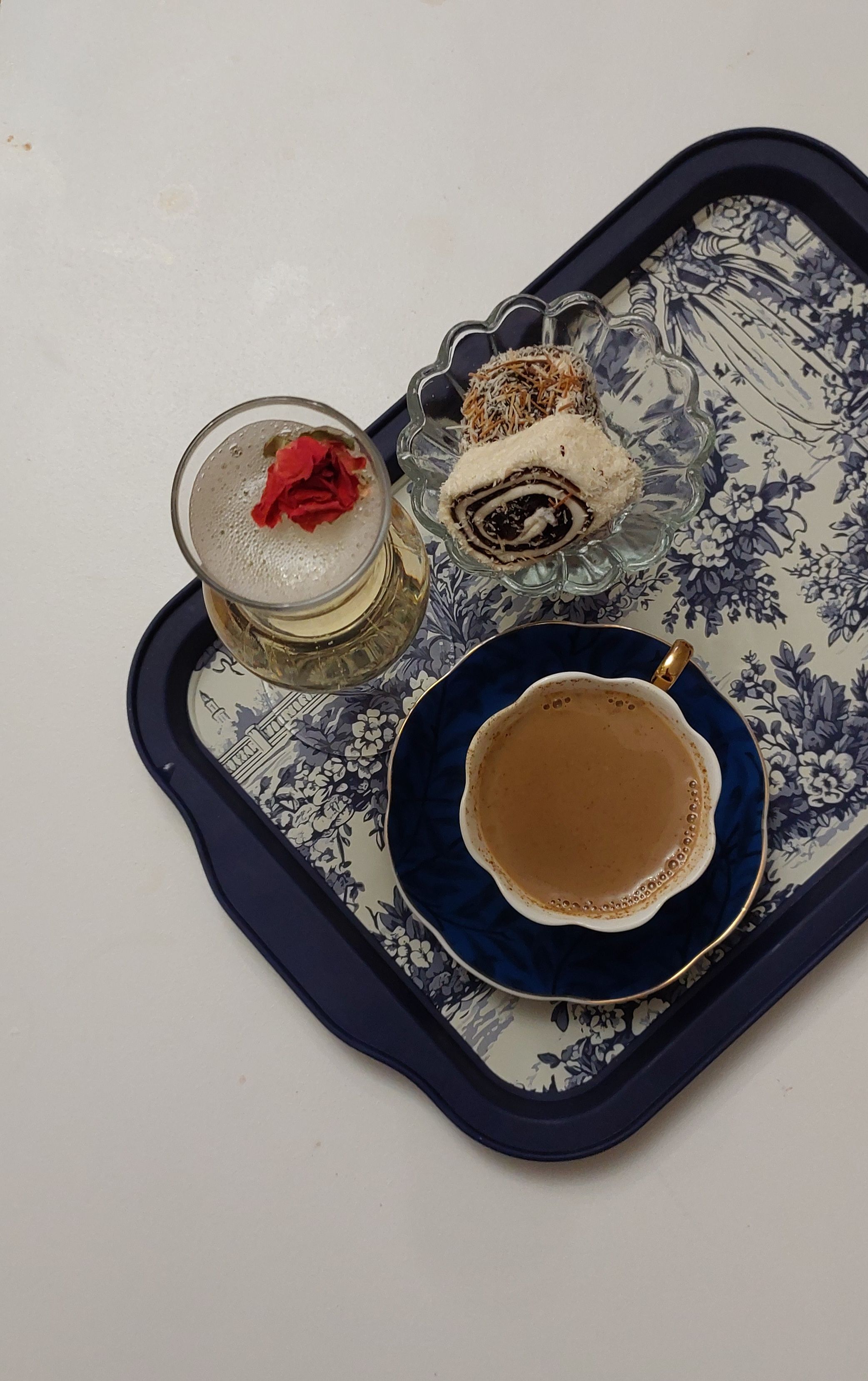 Elegante Servicio De Té Con Postre Y Bebida. · Foto de stock gratuita