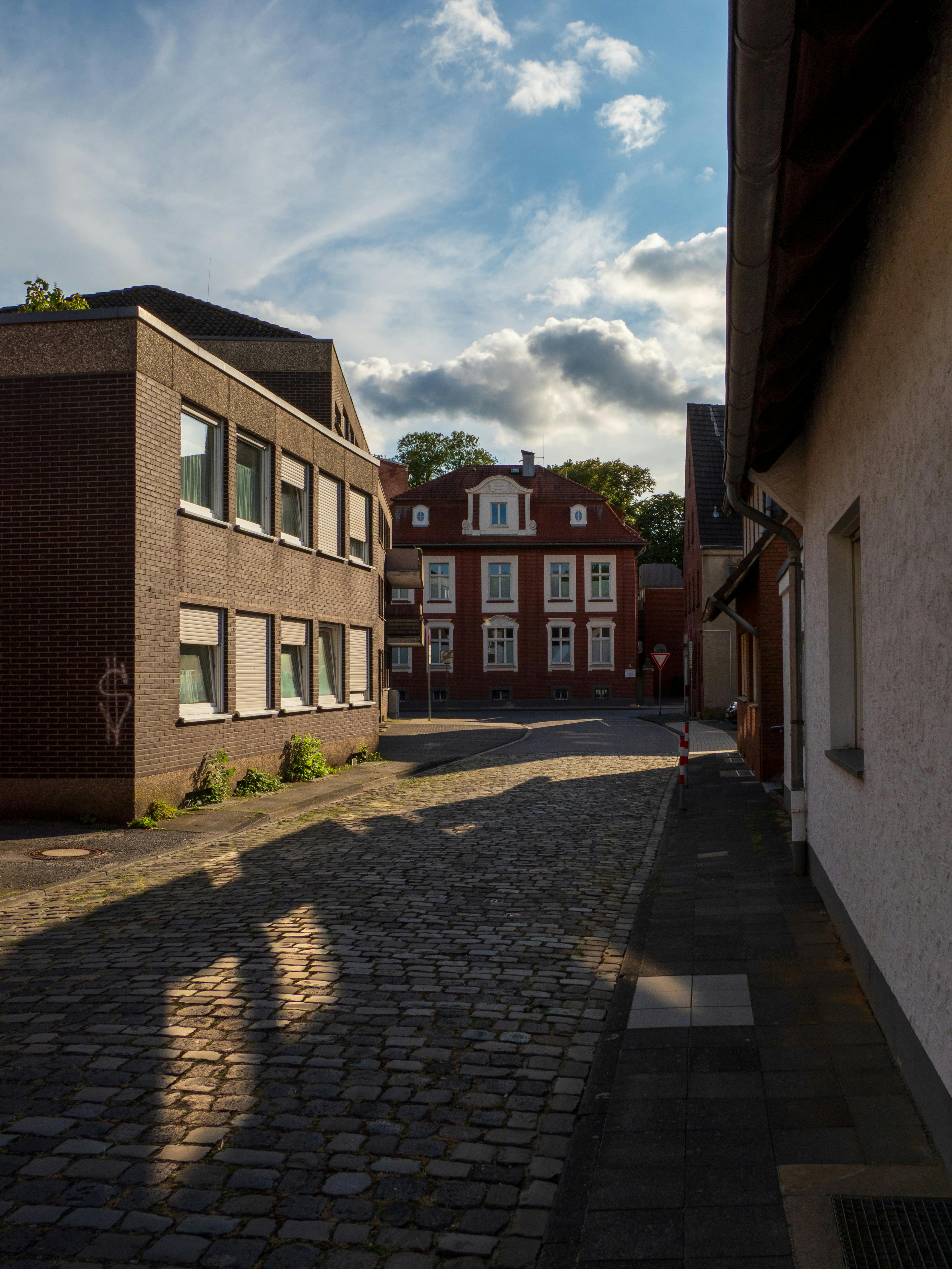 Charming European Alleyway with Brick Buildings · Free Stock Photo