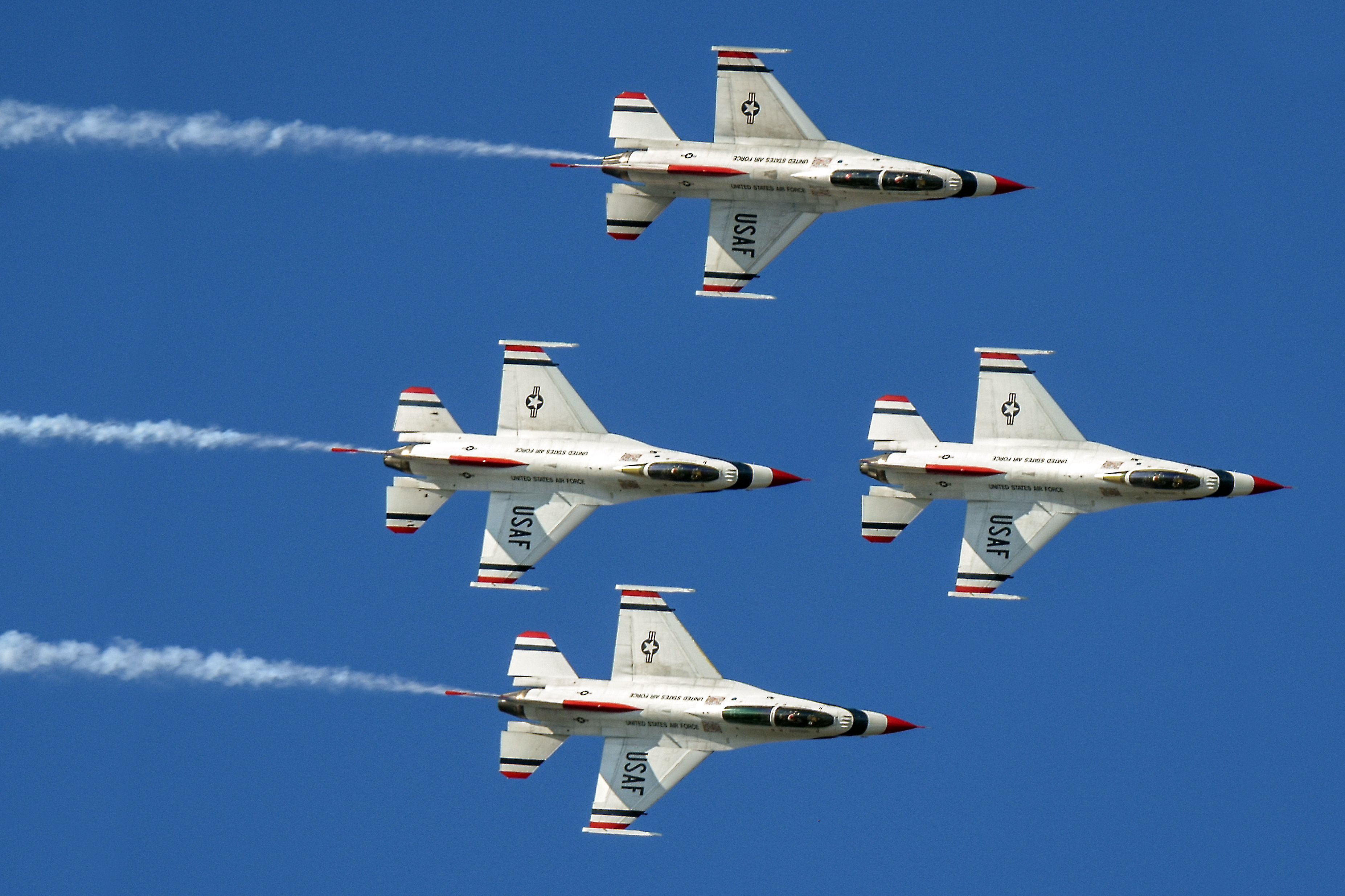 USAF Thunderbirds in Aerial Formation · Free Stock Photo