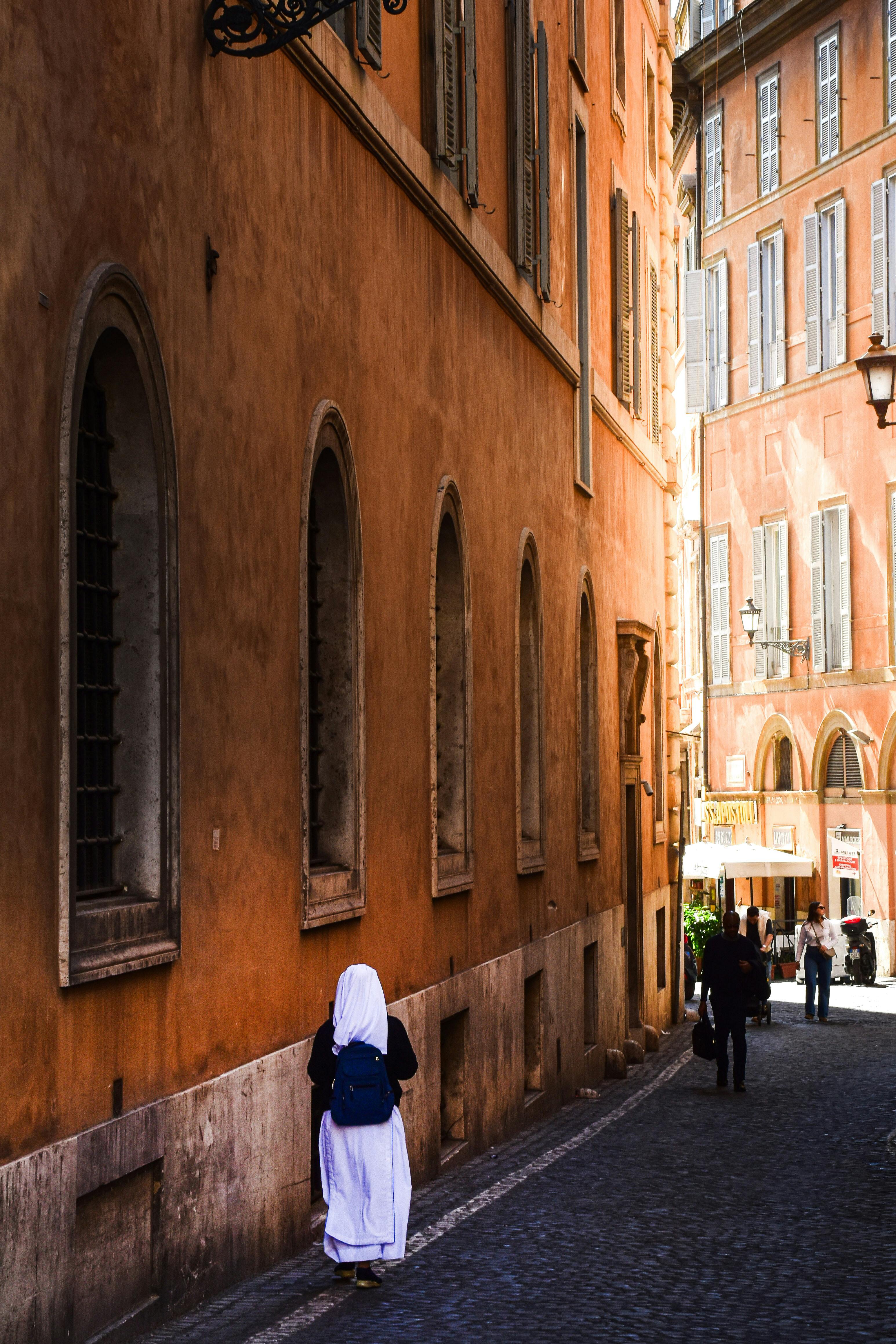 Charming Evening Dining in Rome's Cozy Streets · Free Stock Photo