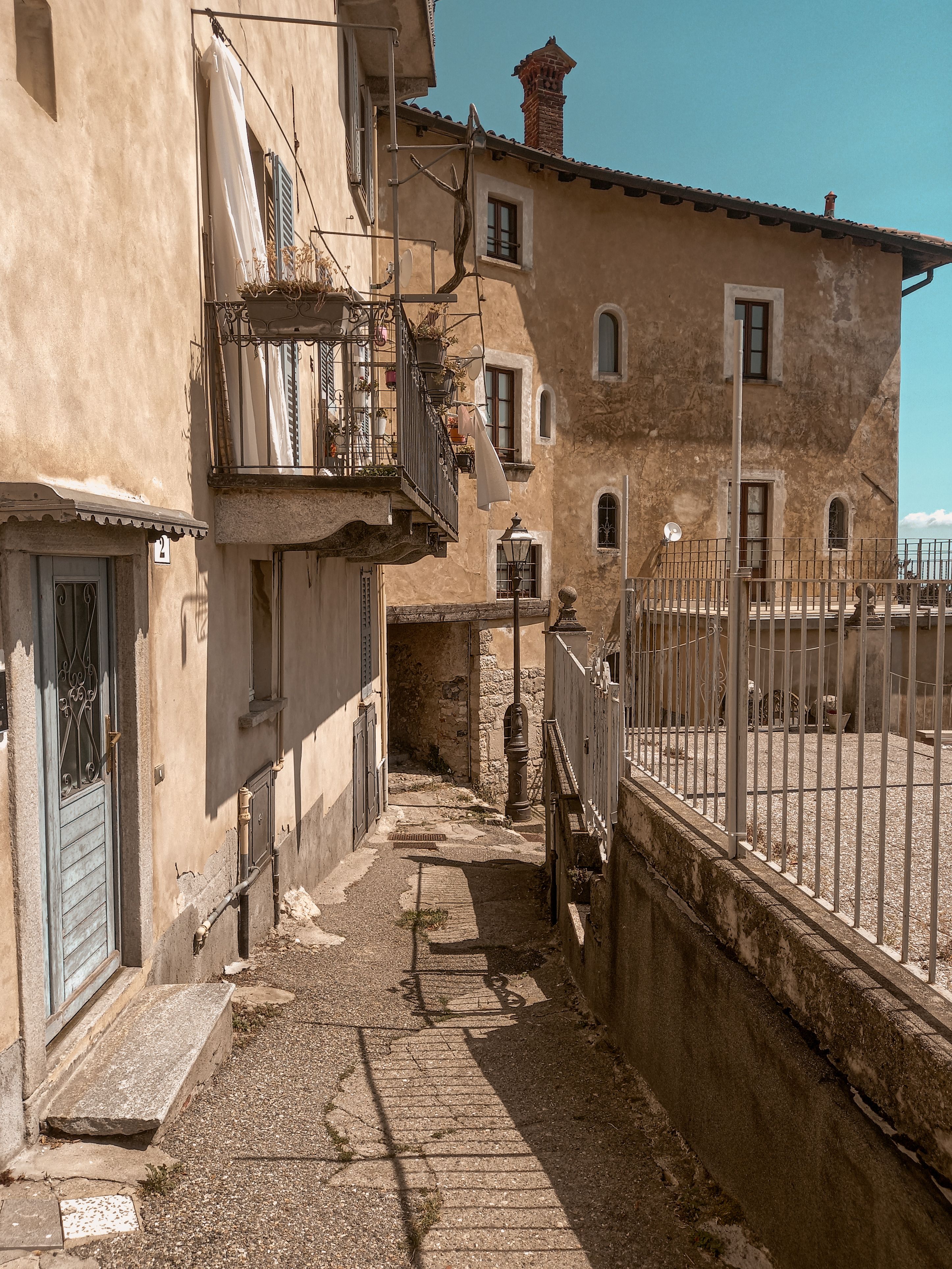 Quiet Italian Alley with Historical Architecture · Free Stock Photo