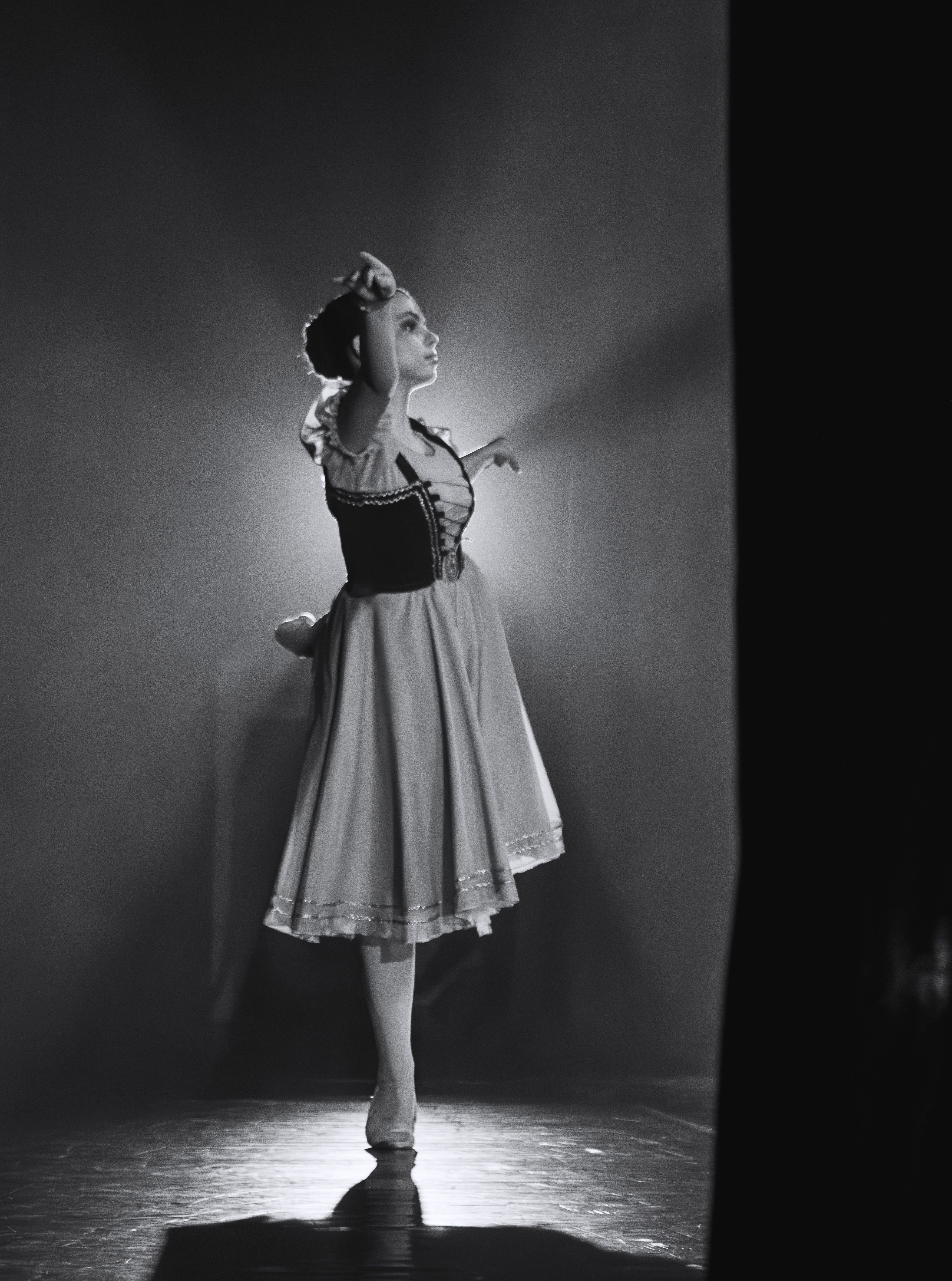 Elegant Ballet Dancer in Dramatic Lighting · Free Stock Photo