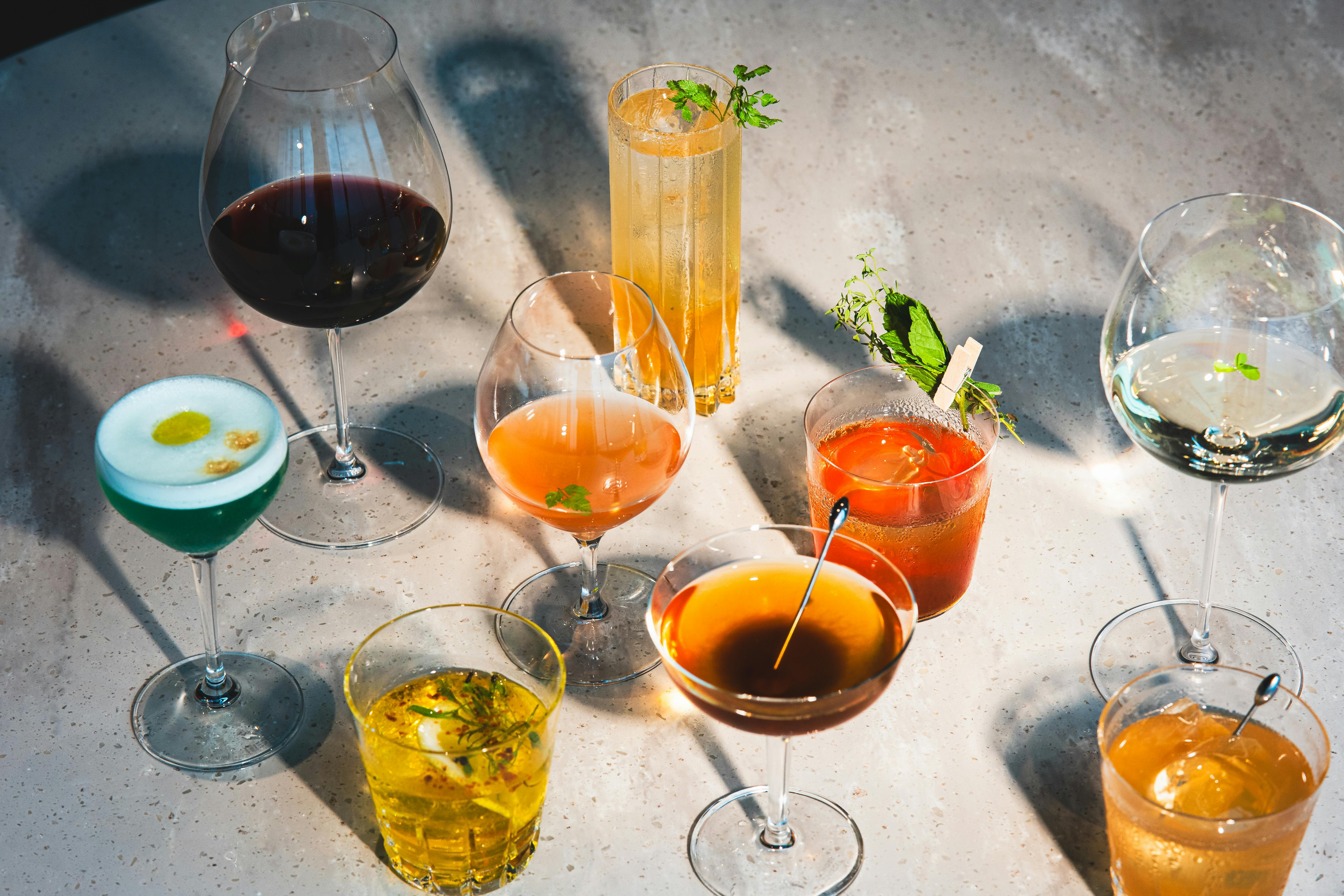 Elegante Arreglo De Cóctel En El Bar De Tokio · Foto de stock gratuita