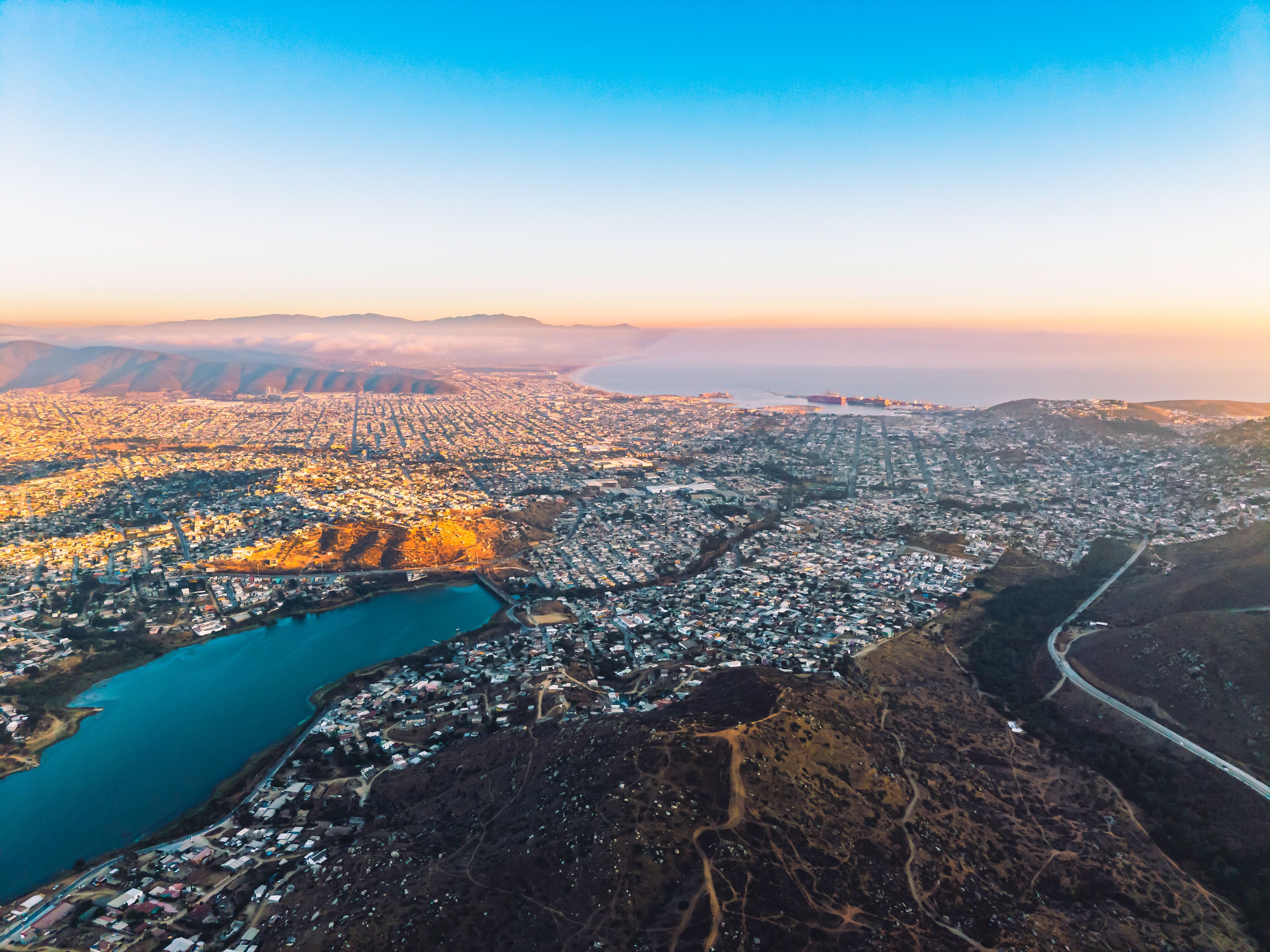 Vista Aérea De Ensenada Al Atardecer Sobre El Océano Pacífico · Foto de ...
