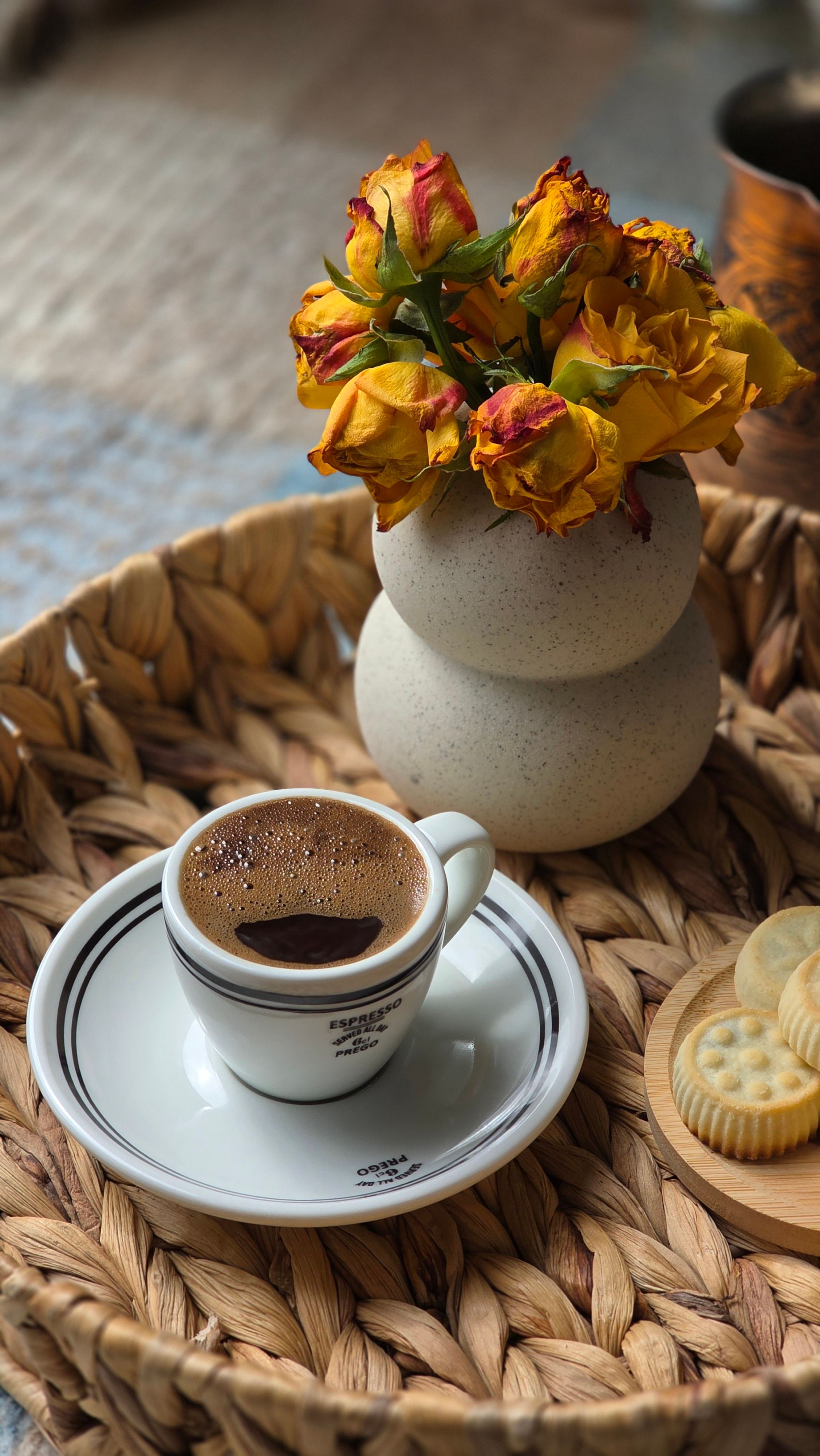 Configuración Rústica De Café Con Flores Y Galletas · Foto de stock ...