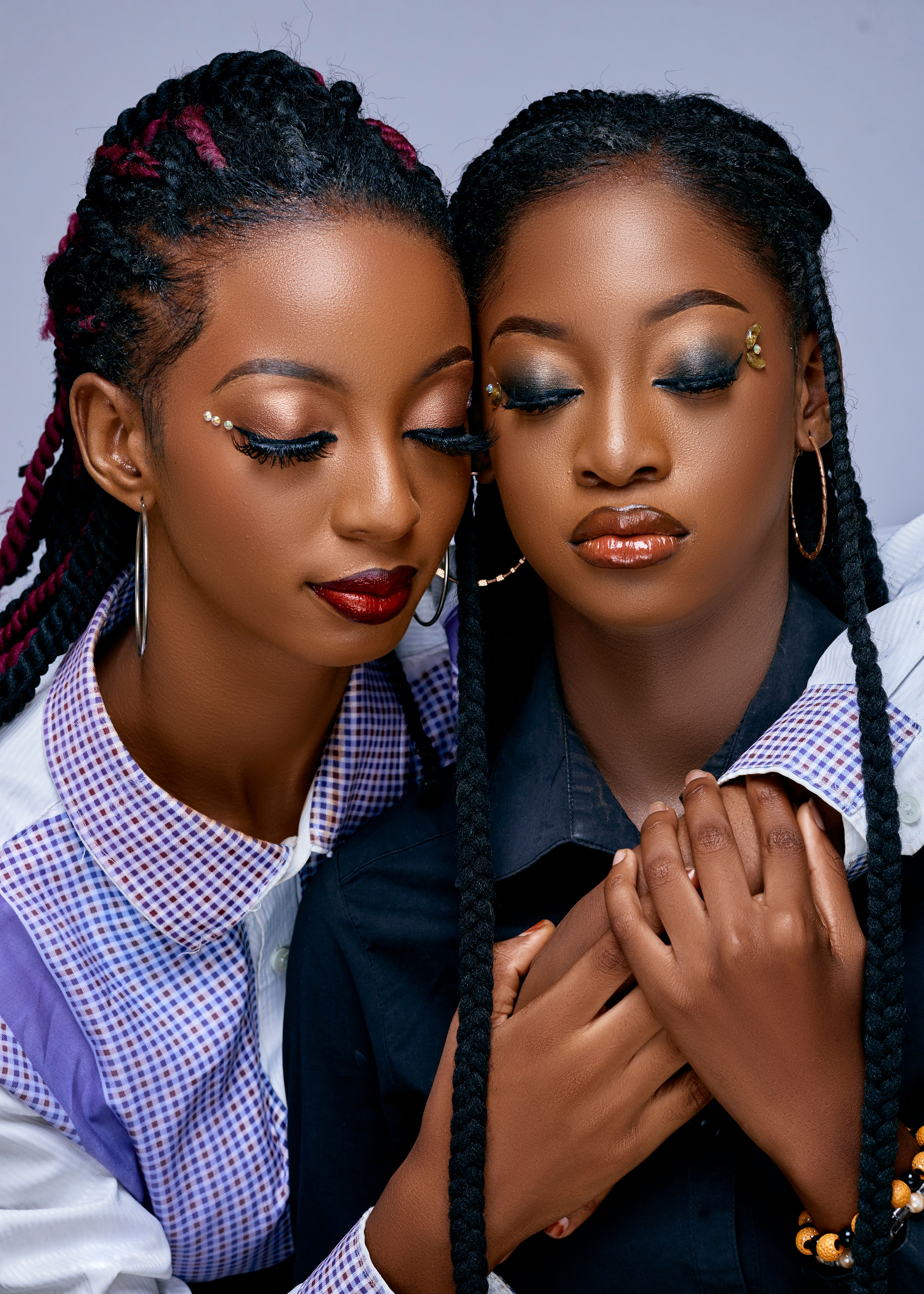 Portrait De Deux Jeunes Femmes Aux Coiffures Tressées · Photo gratuite