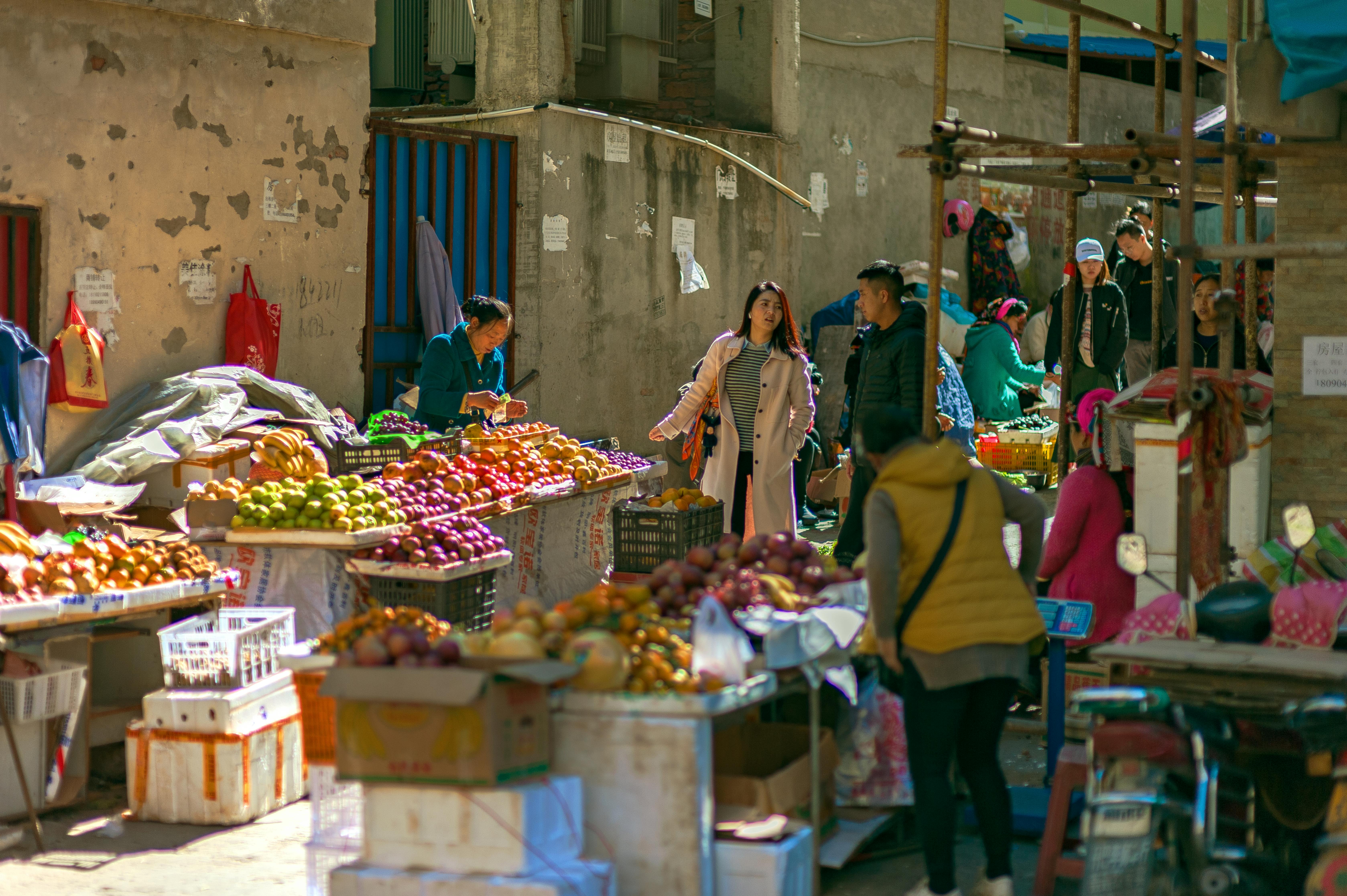 Vibrant Outdoor Market Scene with Shoppers · Free Stock Photo