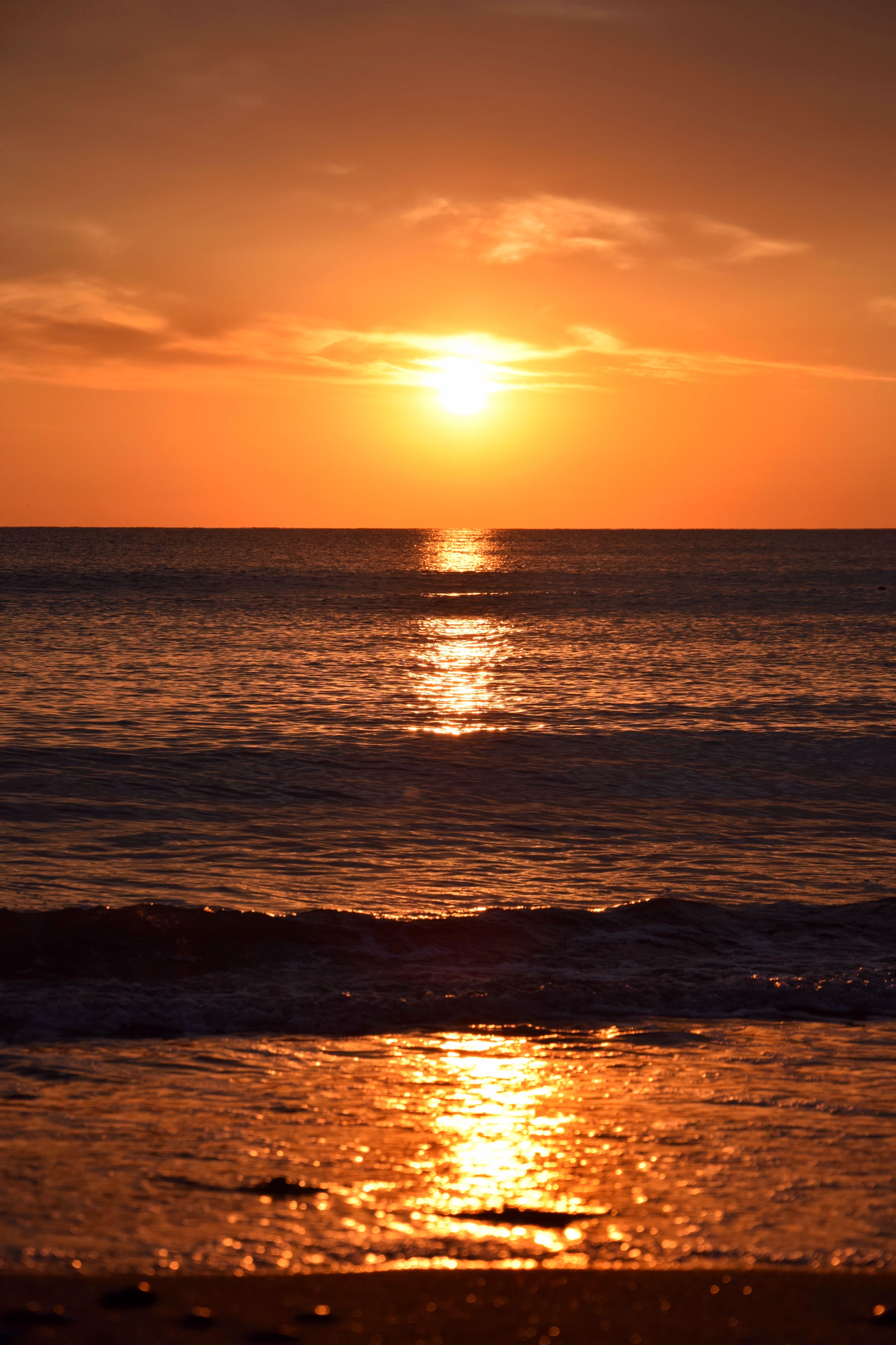 Stunning Golden Sunset Over Serene Ocean Waves · Free Stock Photo