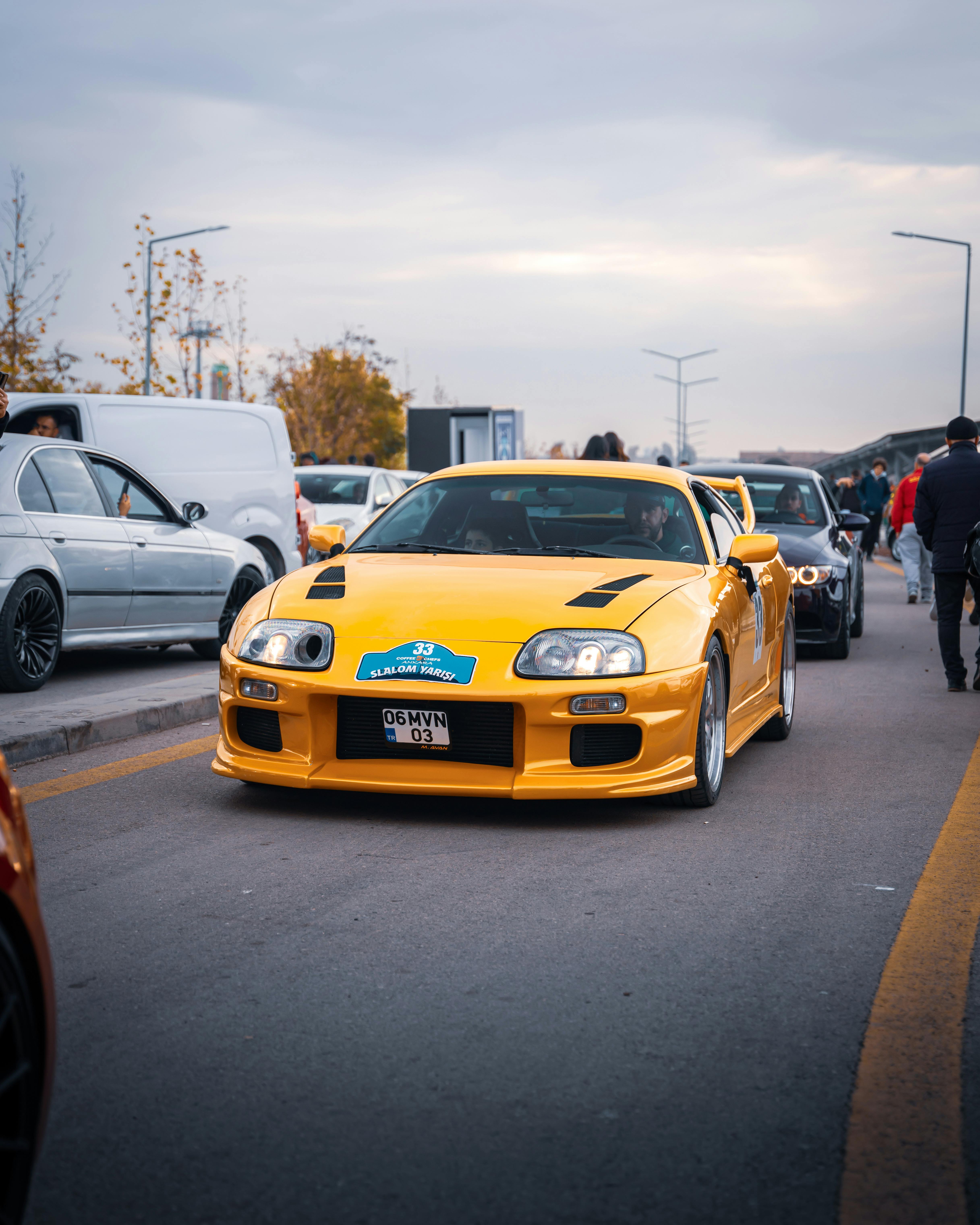 Un Coche Deportivo Amarillo Brillante En Una Reunión Automovilística Al ...
