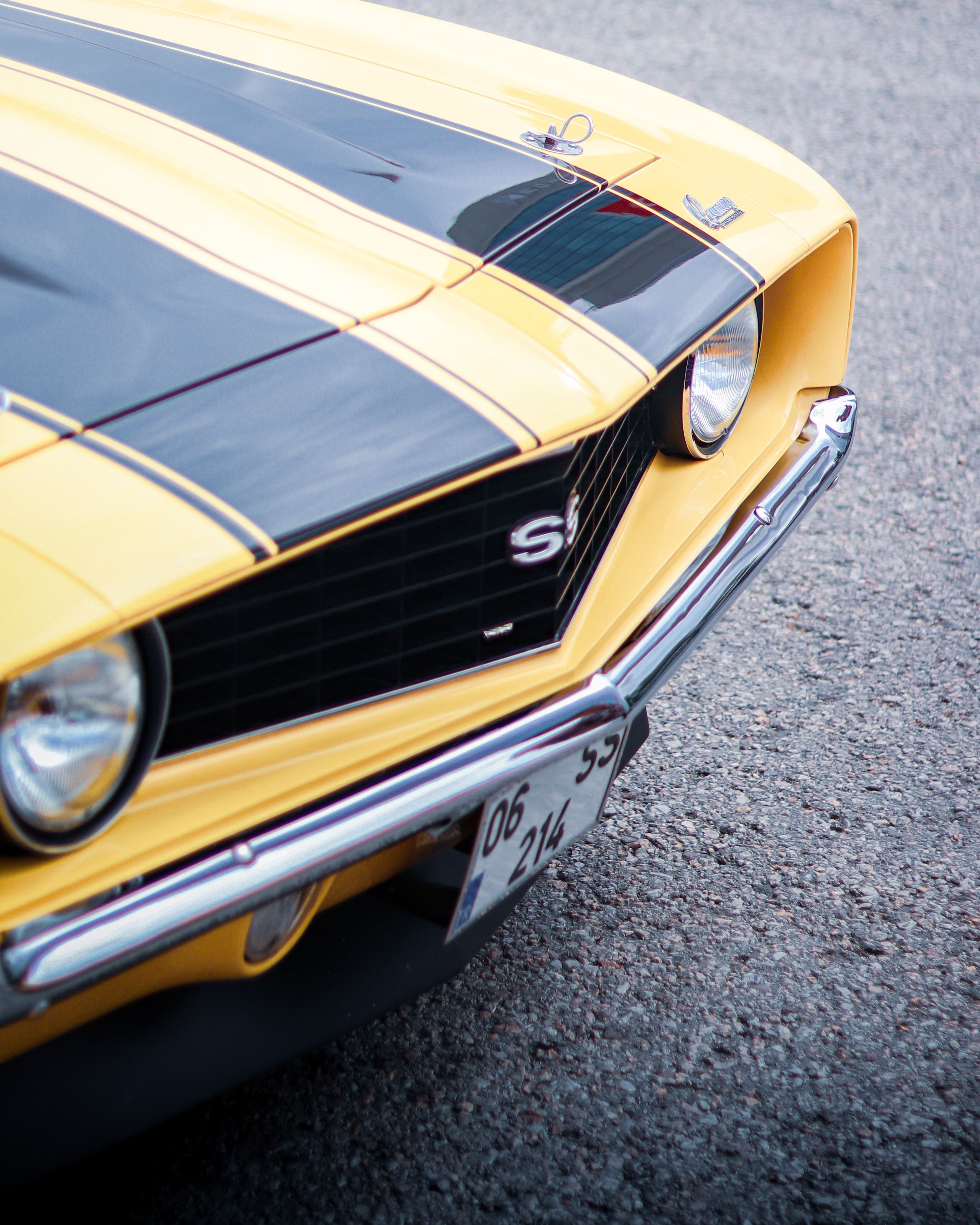 Close-Up of Vintage Yellow Muscle Car Front End · Free Stock Photo