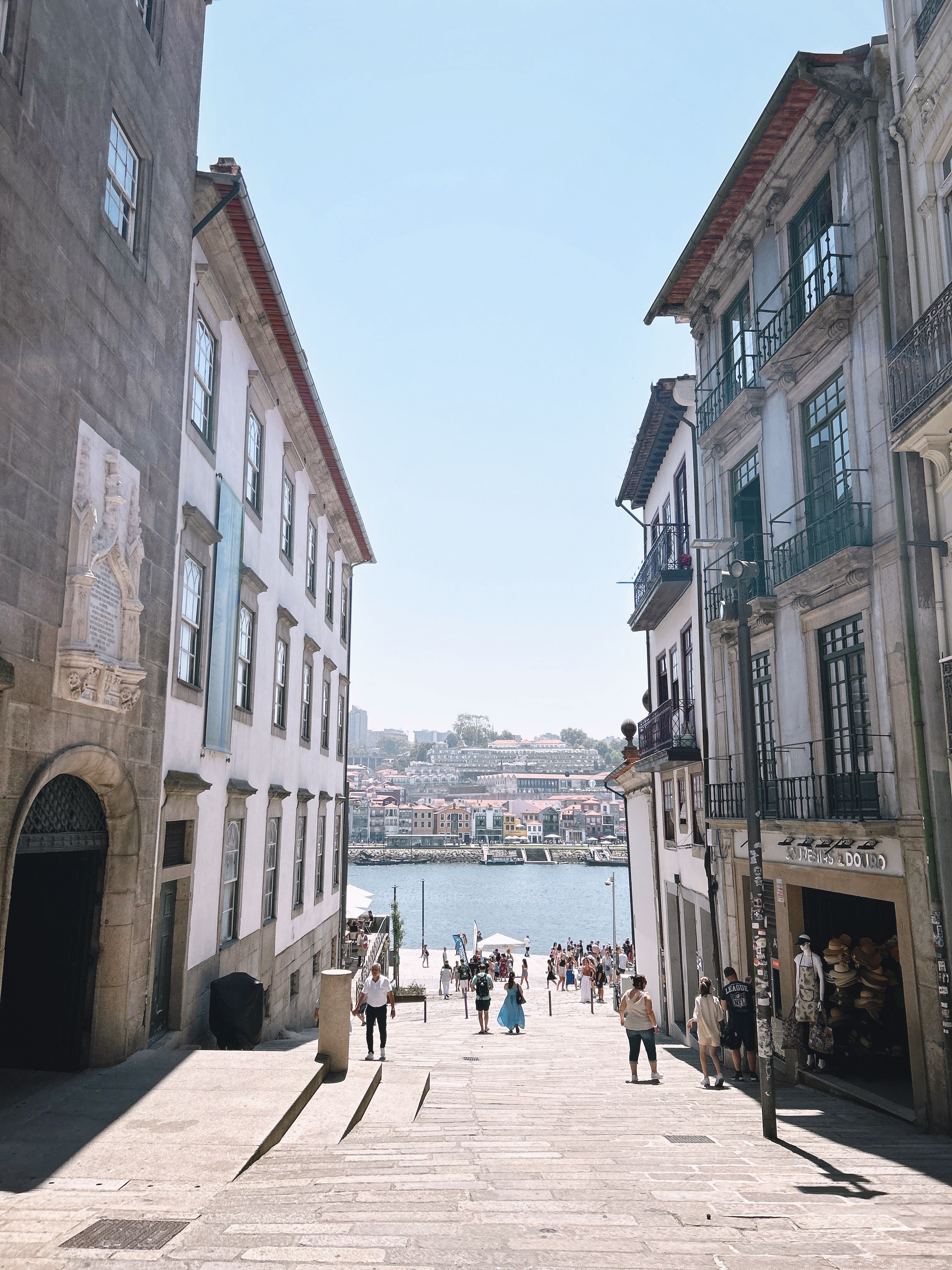 Charming Street View Leading to Waterfront · Free Stock Photo