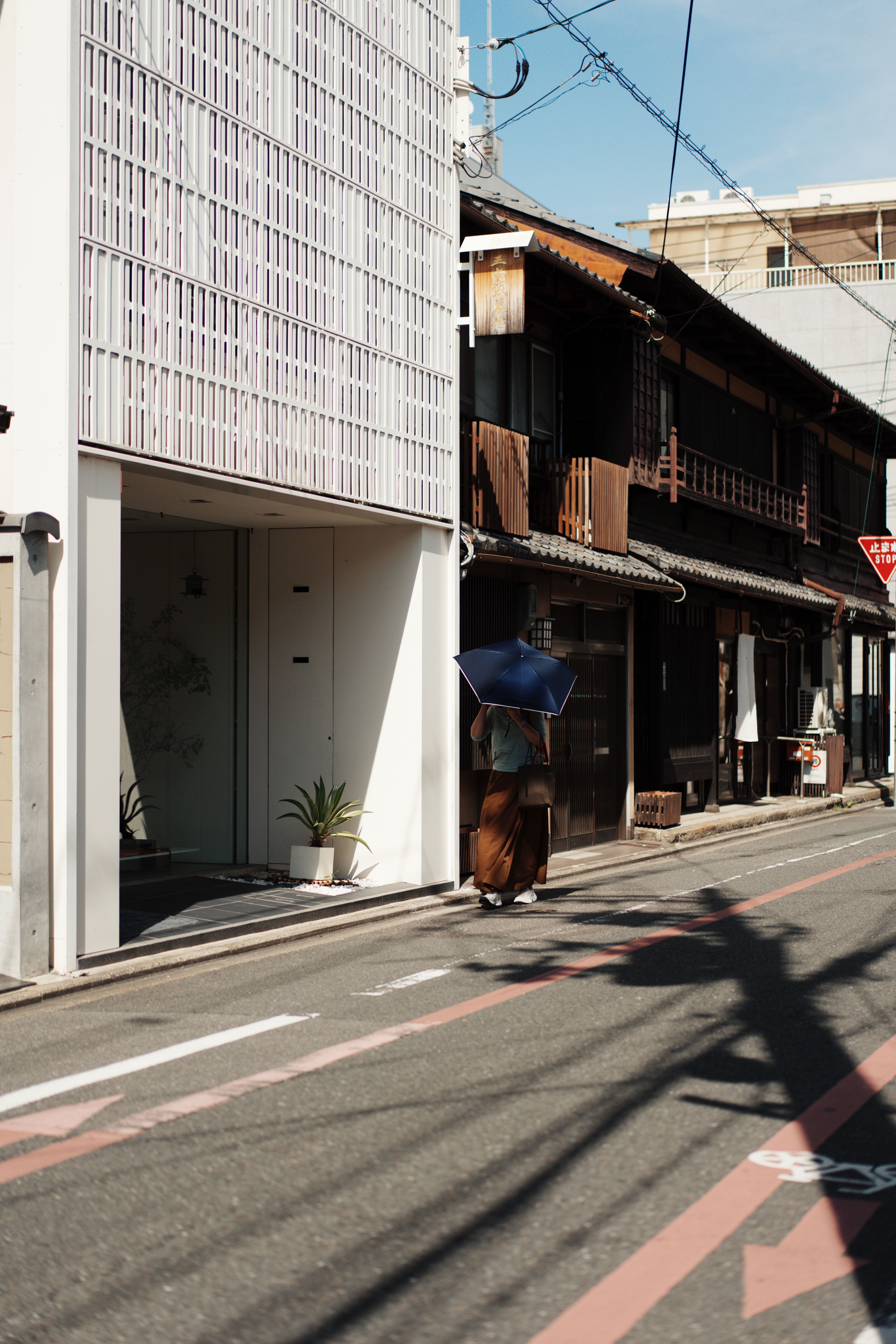 Traditional Japanese Storefront with Vending Machine · Free Stock Photo