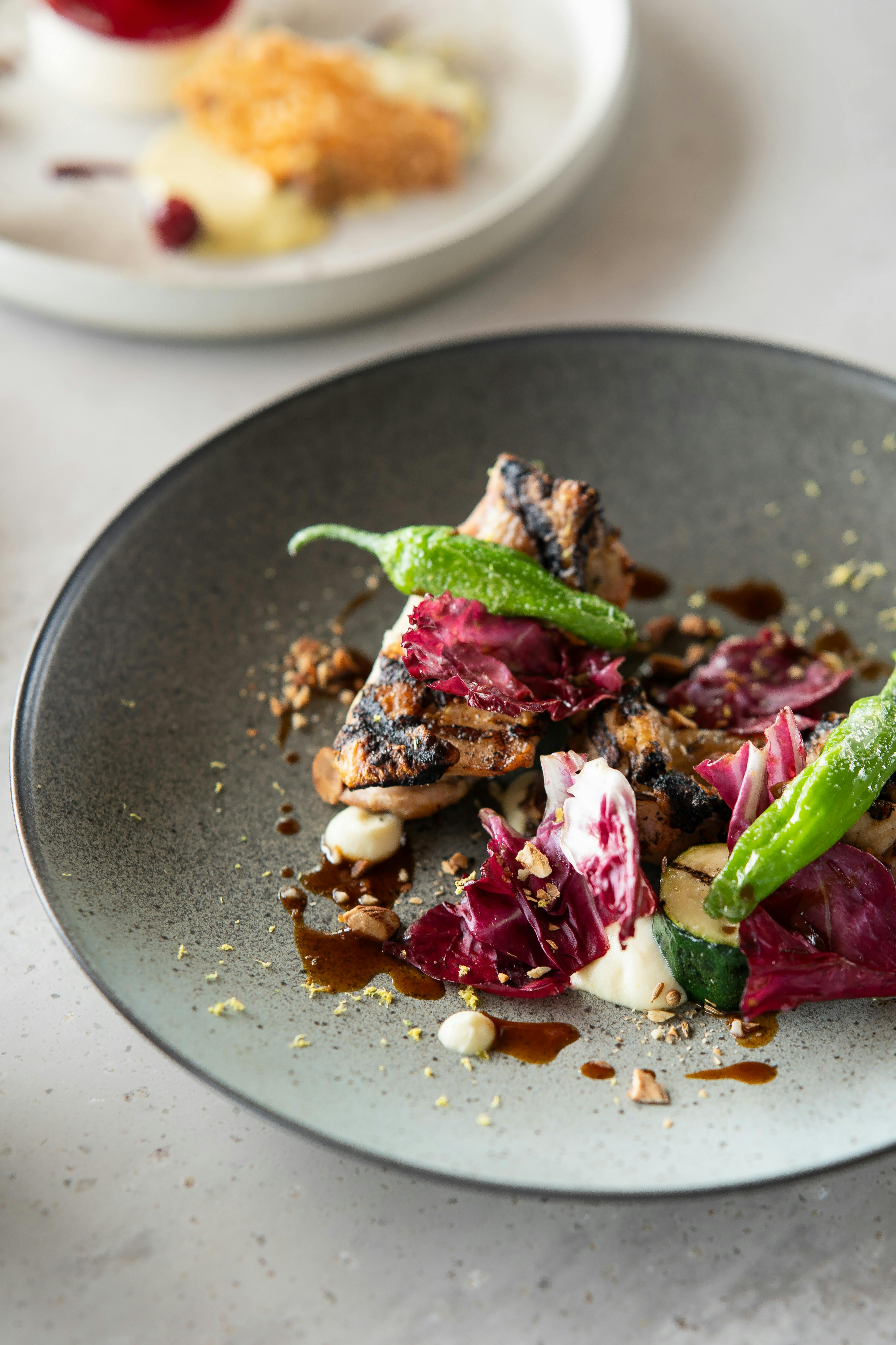 Plato Gourmet A La Parrilla En Un Restaurante De Tokio · Foto de stock ...