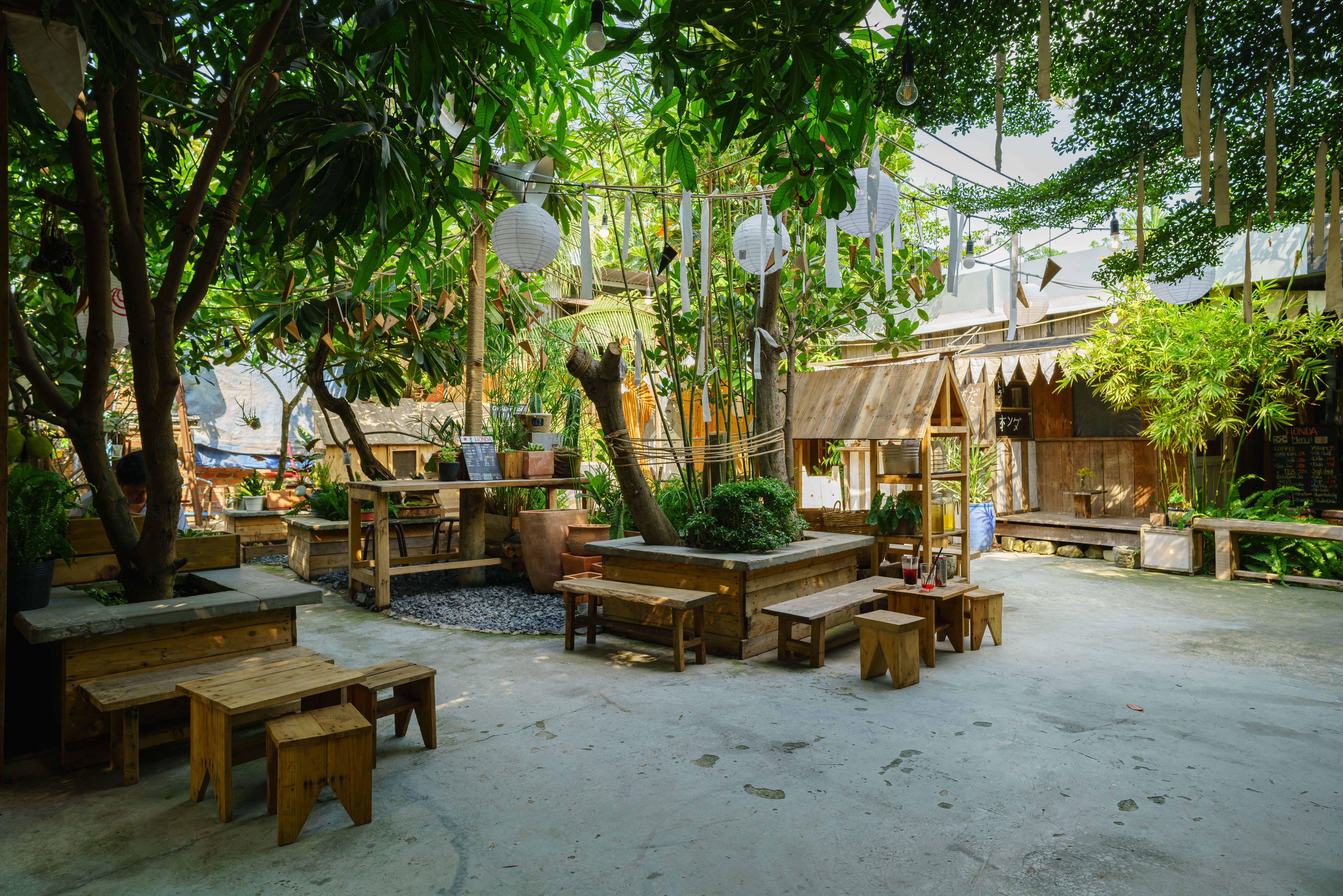 Cozy Outdoor Garden Cafe with Rustic Decor · Free Stock Photo