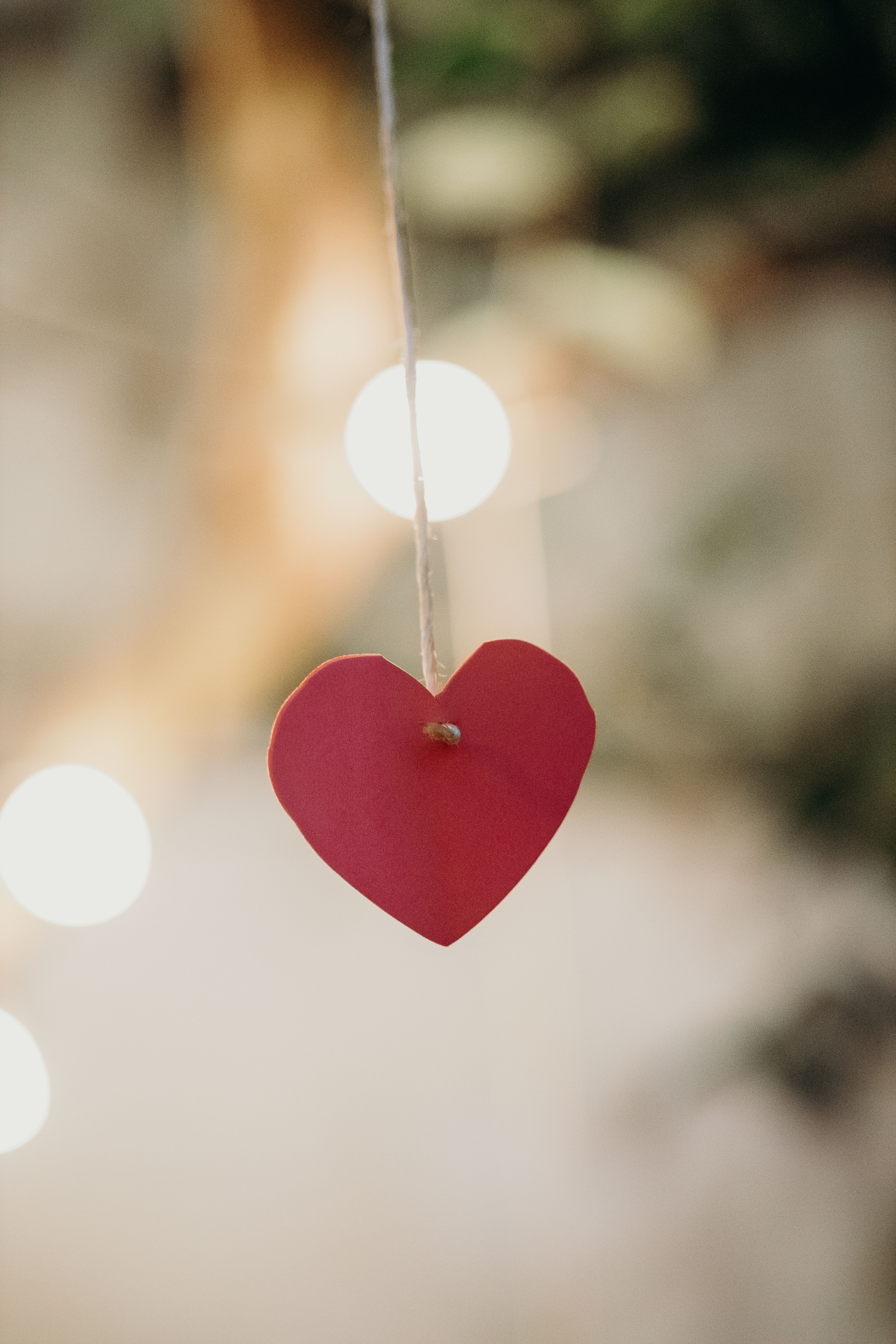 Corazón De Papel Rojo Con Fondo De Luces Bokeh · Foto de stock gratuita