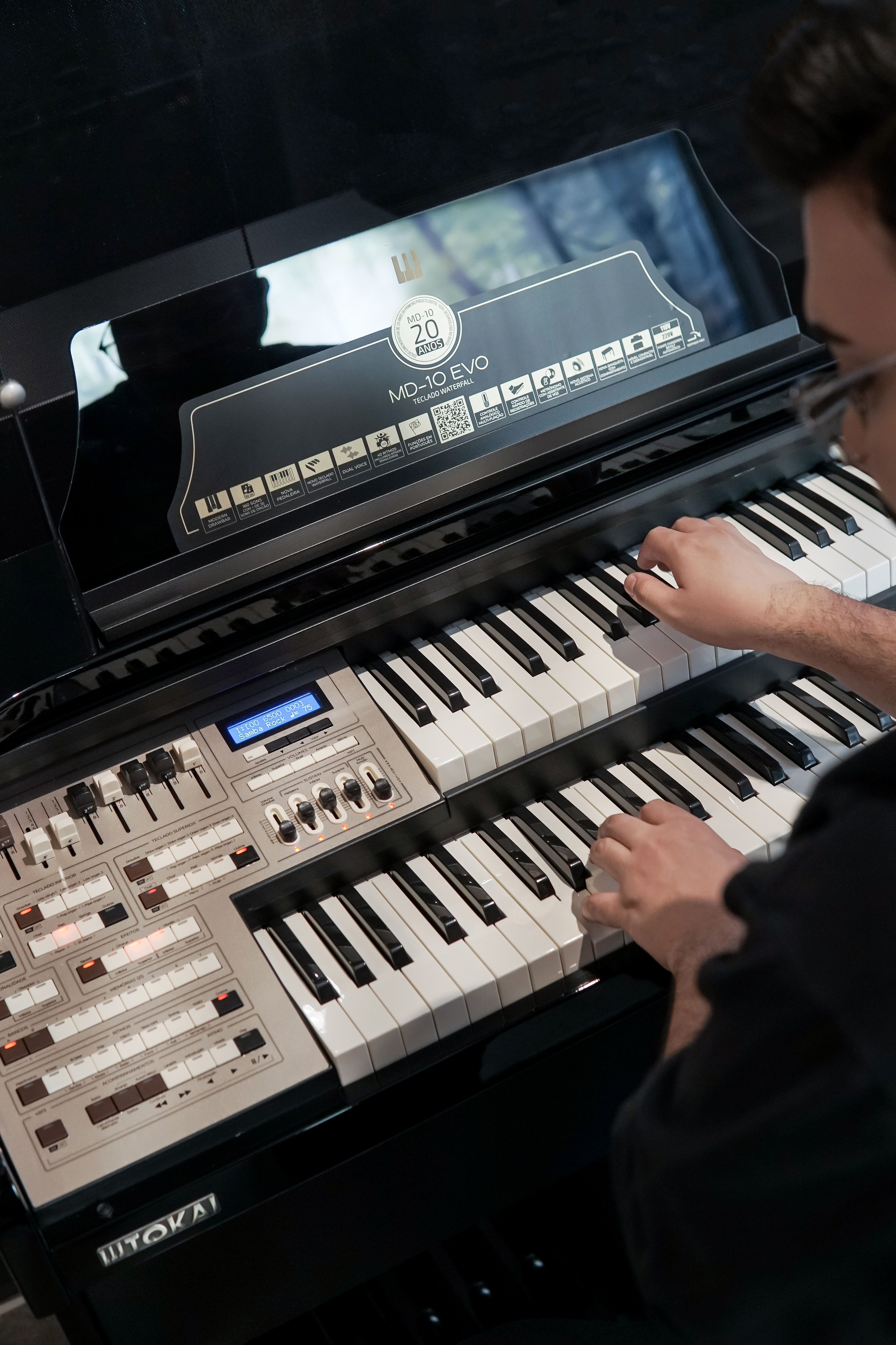 Professional Musician Playing Electric Organ · Free Stock Photo