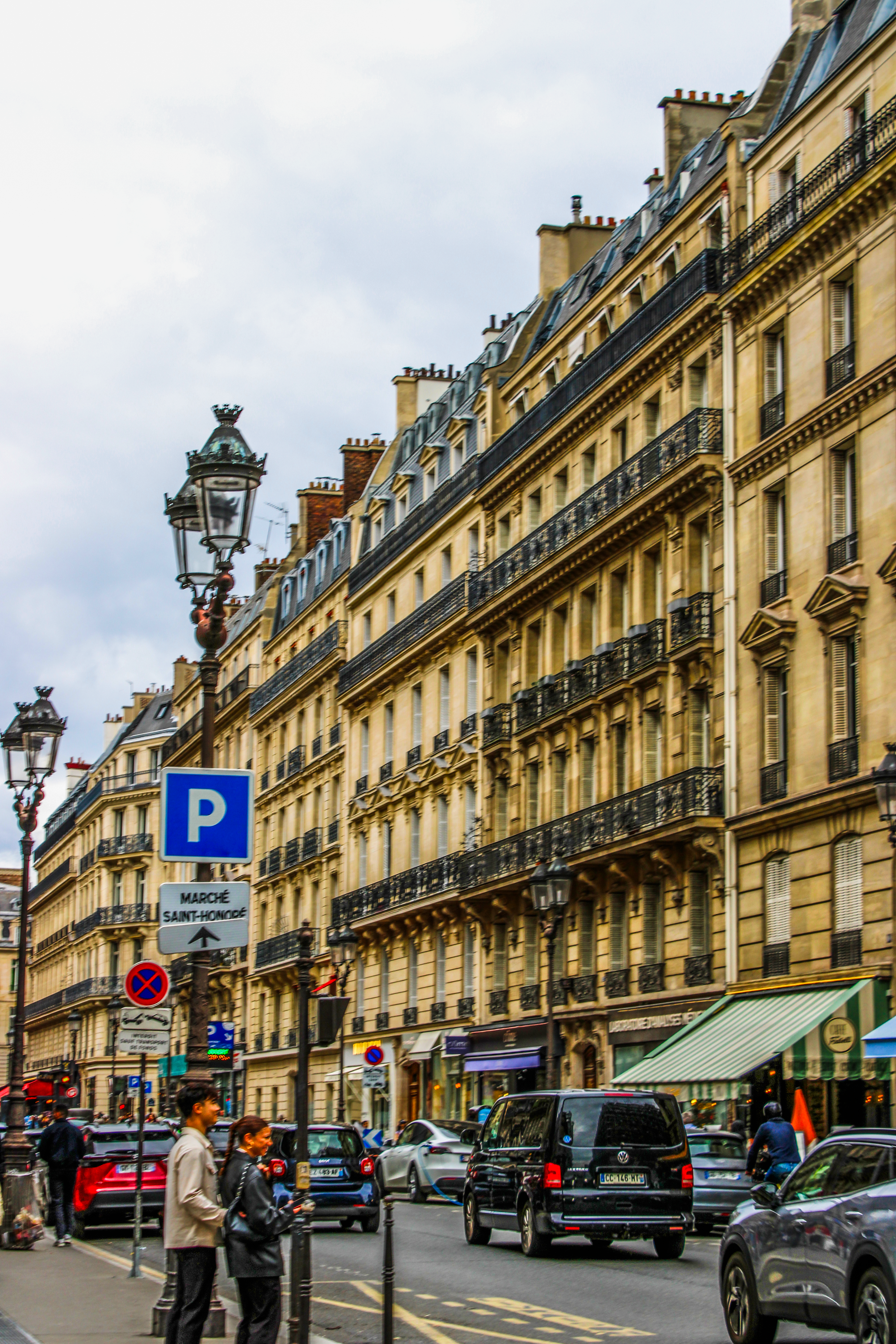 Elegant Parisian Street with Haussmann Architecture · Free Stock Photo