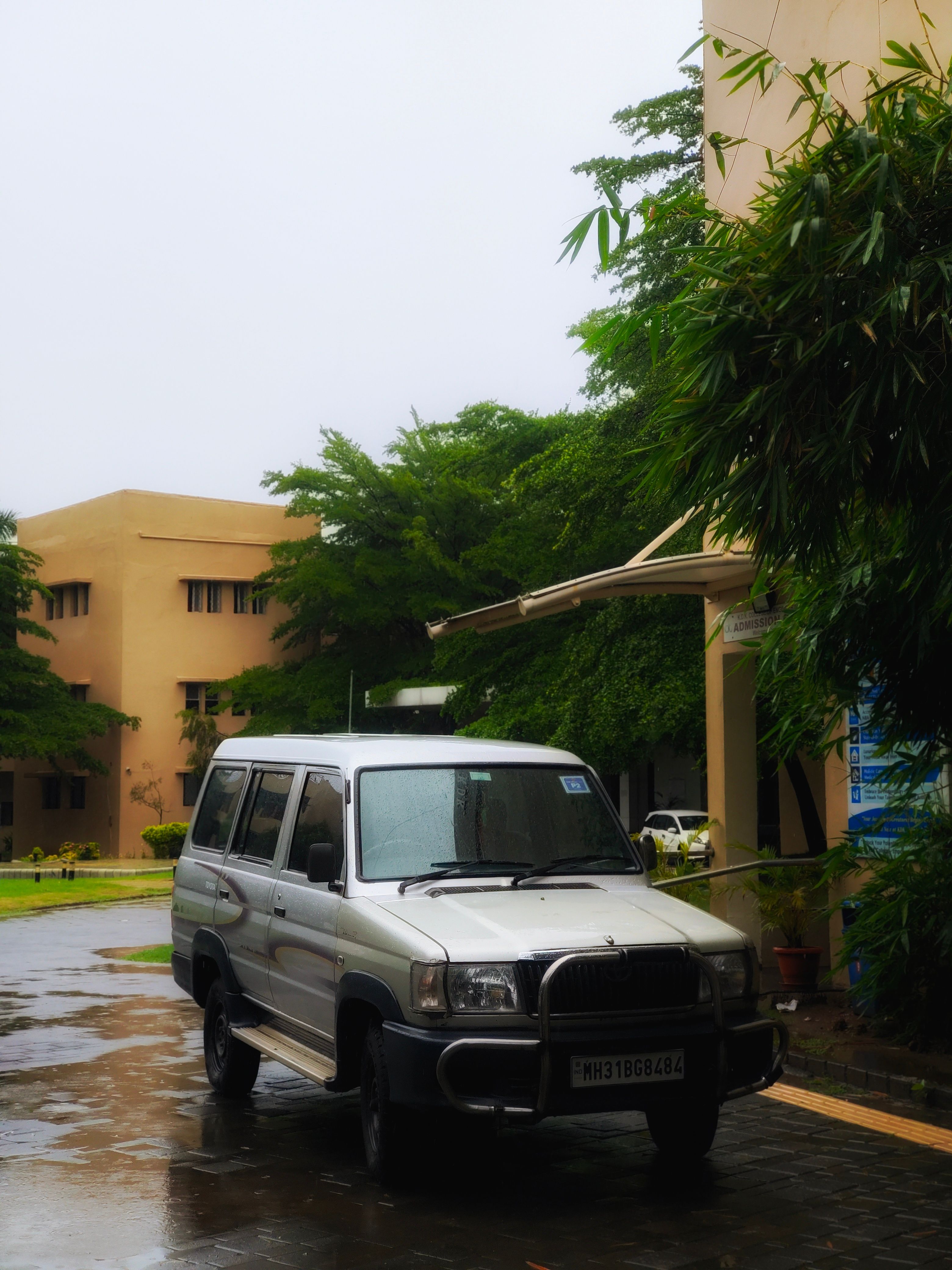 Cars Driving On Campus Photos, Download The BEST Free Cars Driving On ...