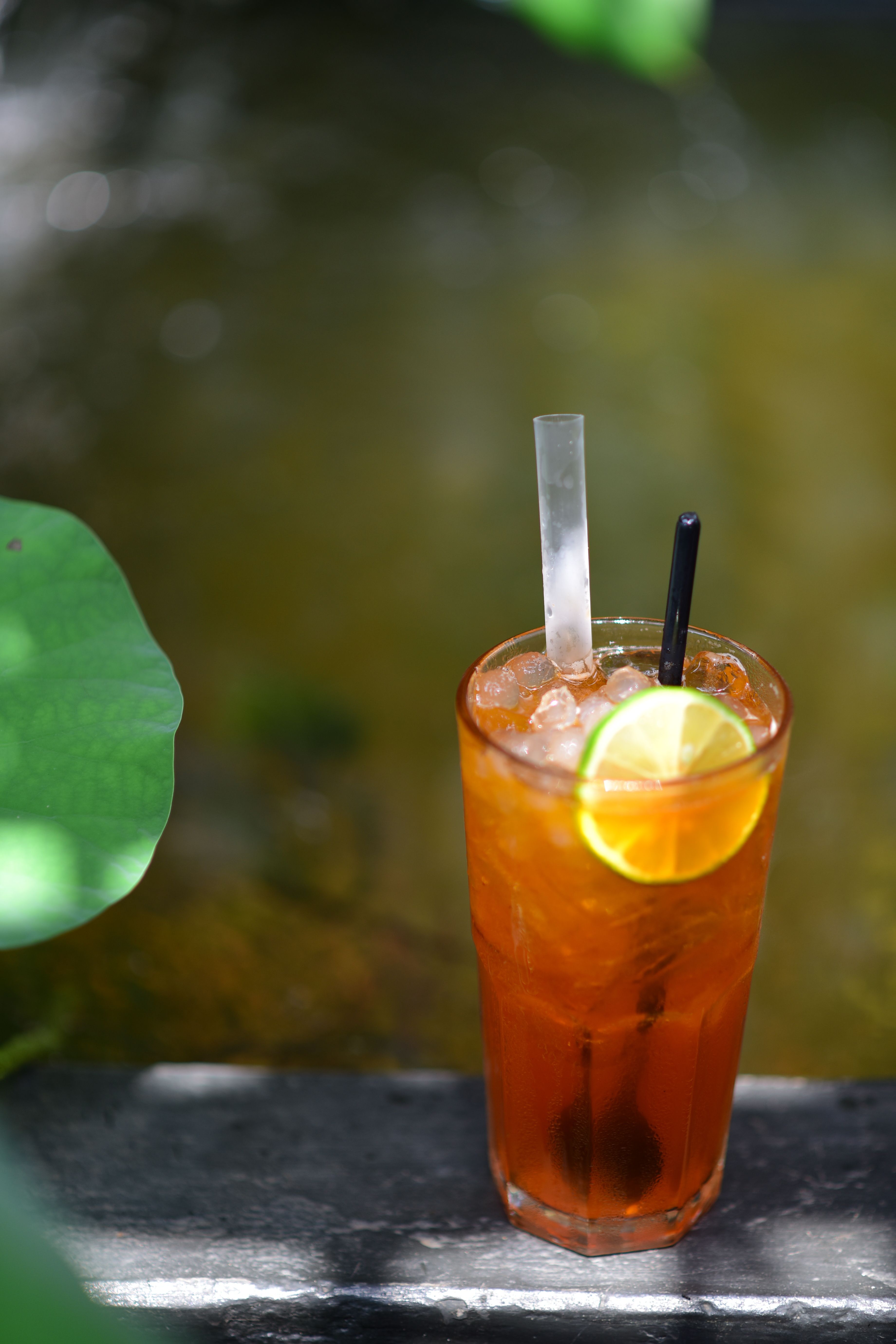 Refreshing Iced Tea with Lime Slice Outdoors · Free Stock Photo