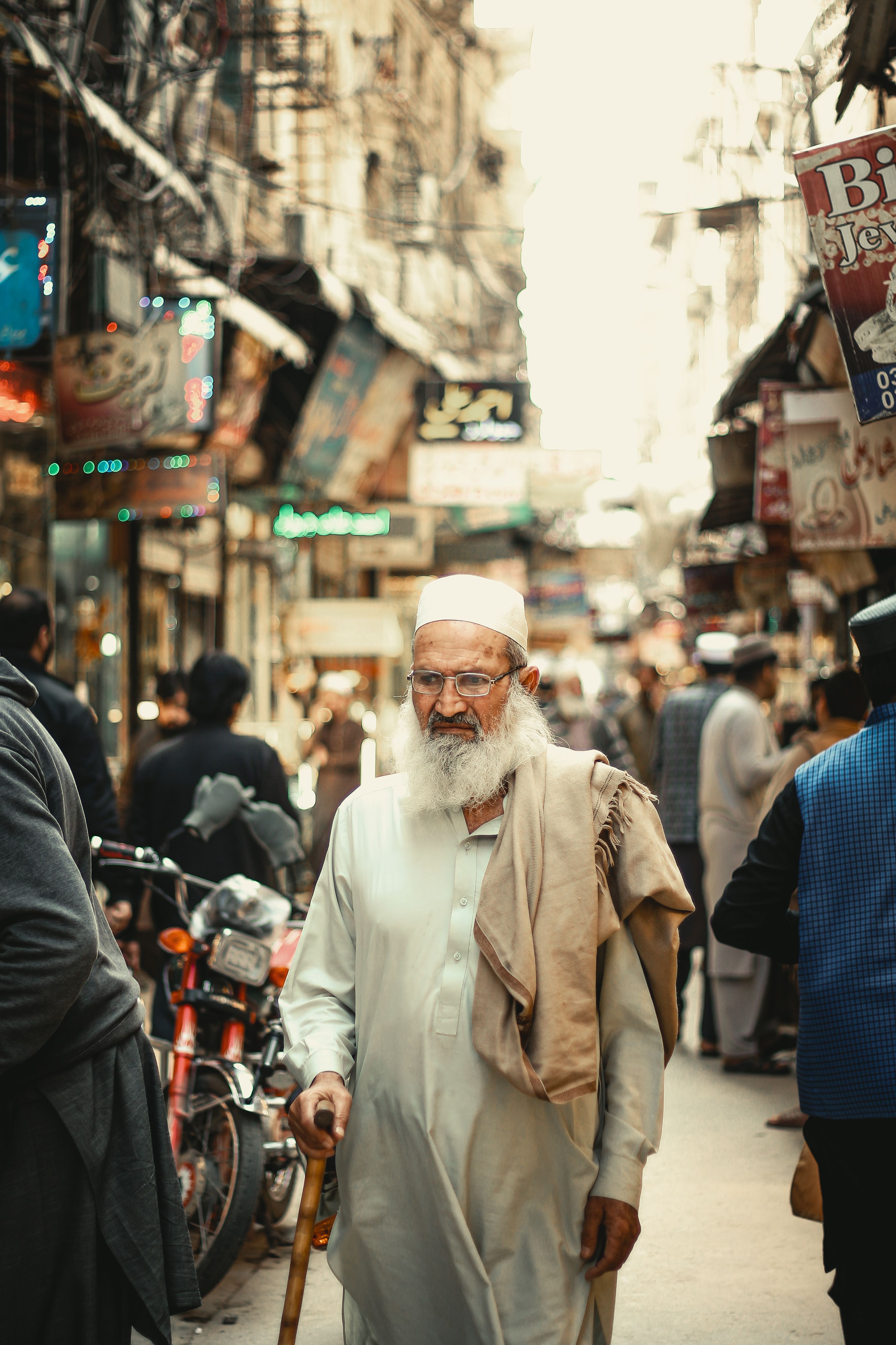 Vibrant Street Scene in Peshawar, Pakistan · Free Stock Photo