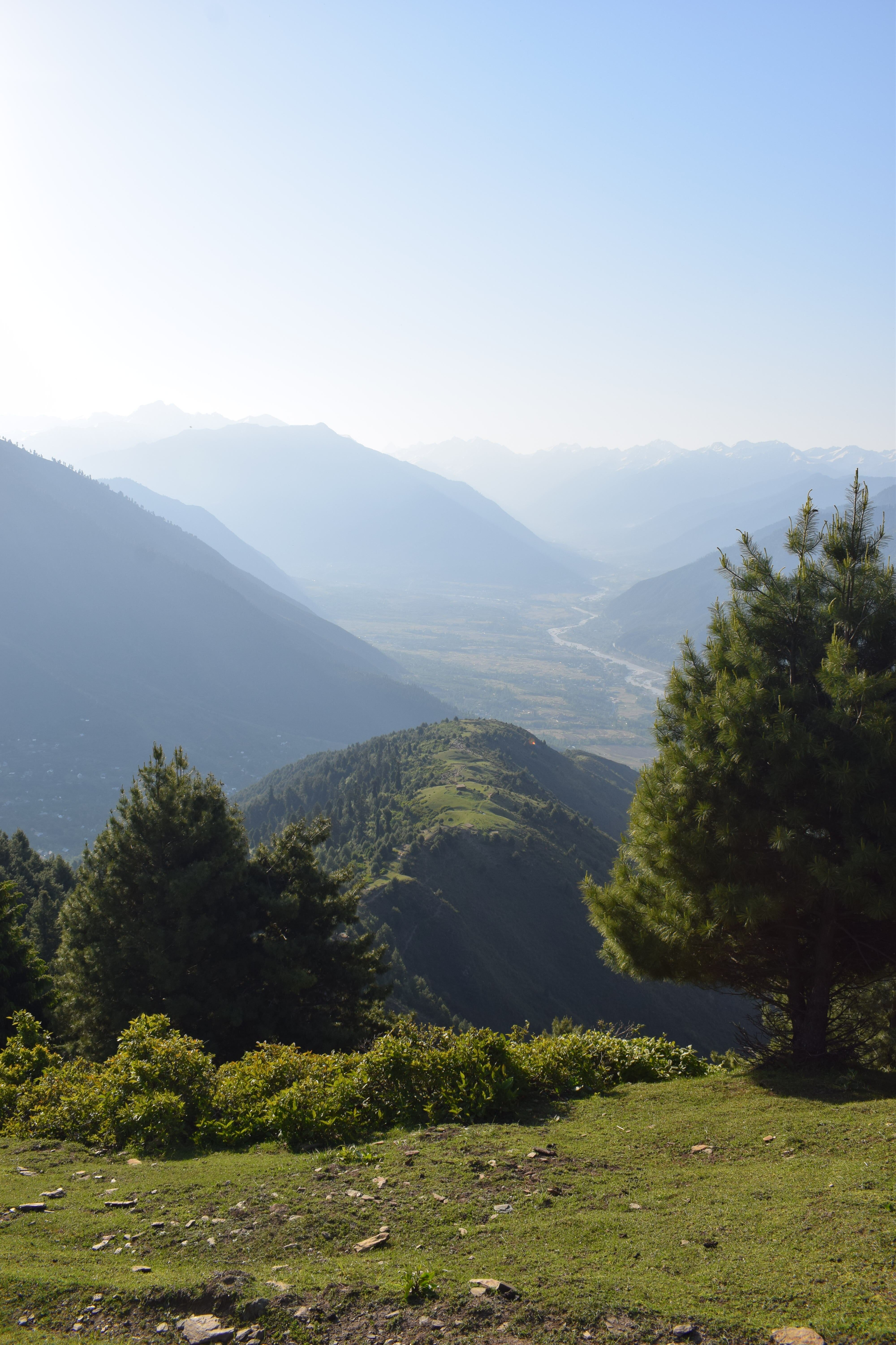 Scenic Mountain River Valley in Daylight · Free Stock Photo