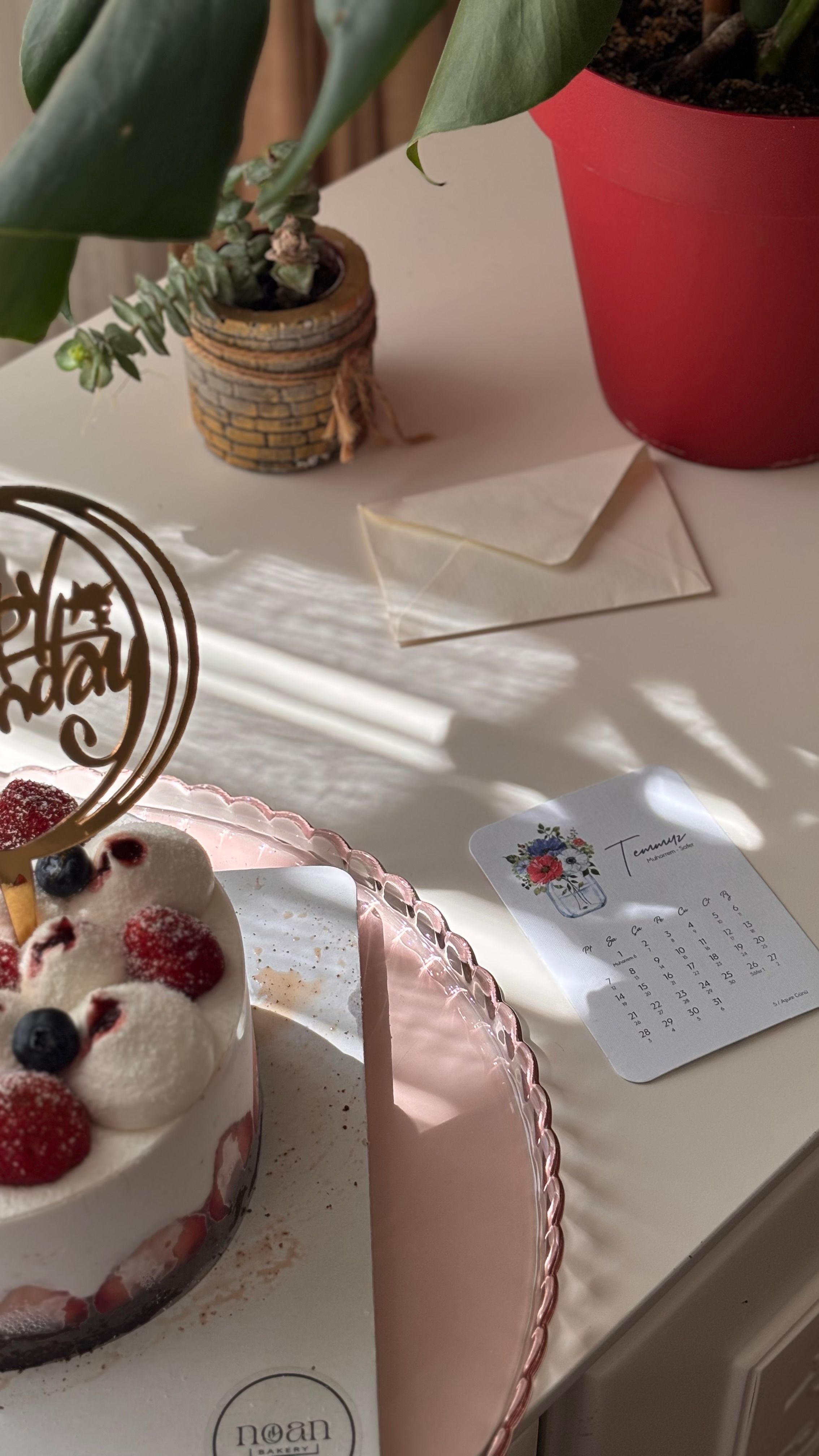 Bolo De Aniversário Comemorativo Com Decoração Floral E Calendário ...
